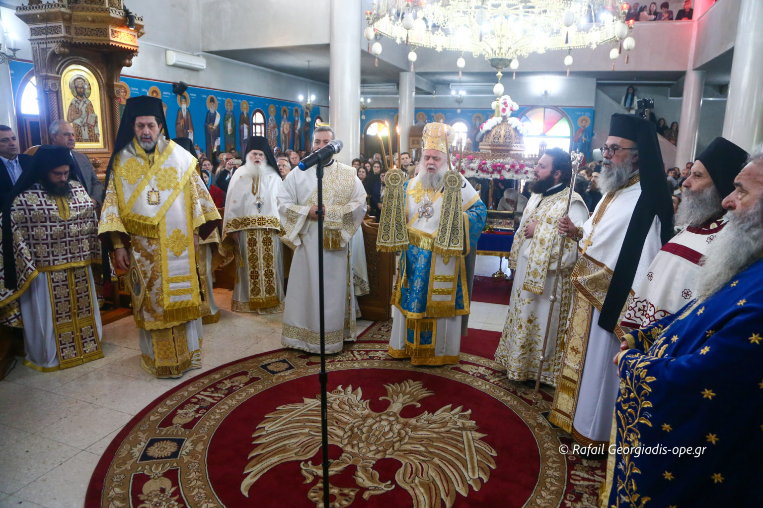 Πλήθος κόσμου στην Αρχιερατική Θεία Λειτουργία ενώπιον της Αγίας Ζώνης ...