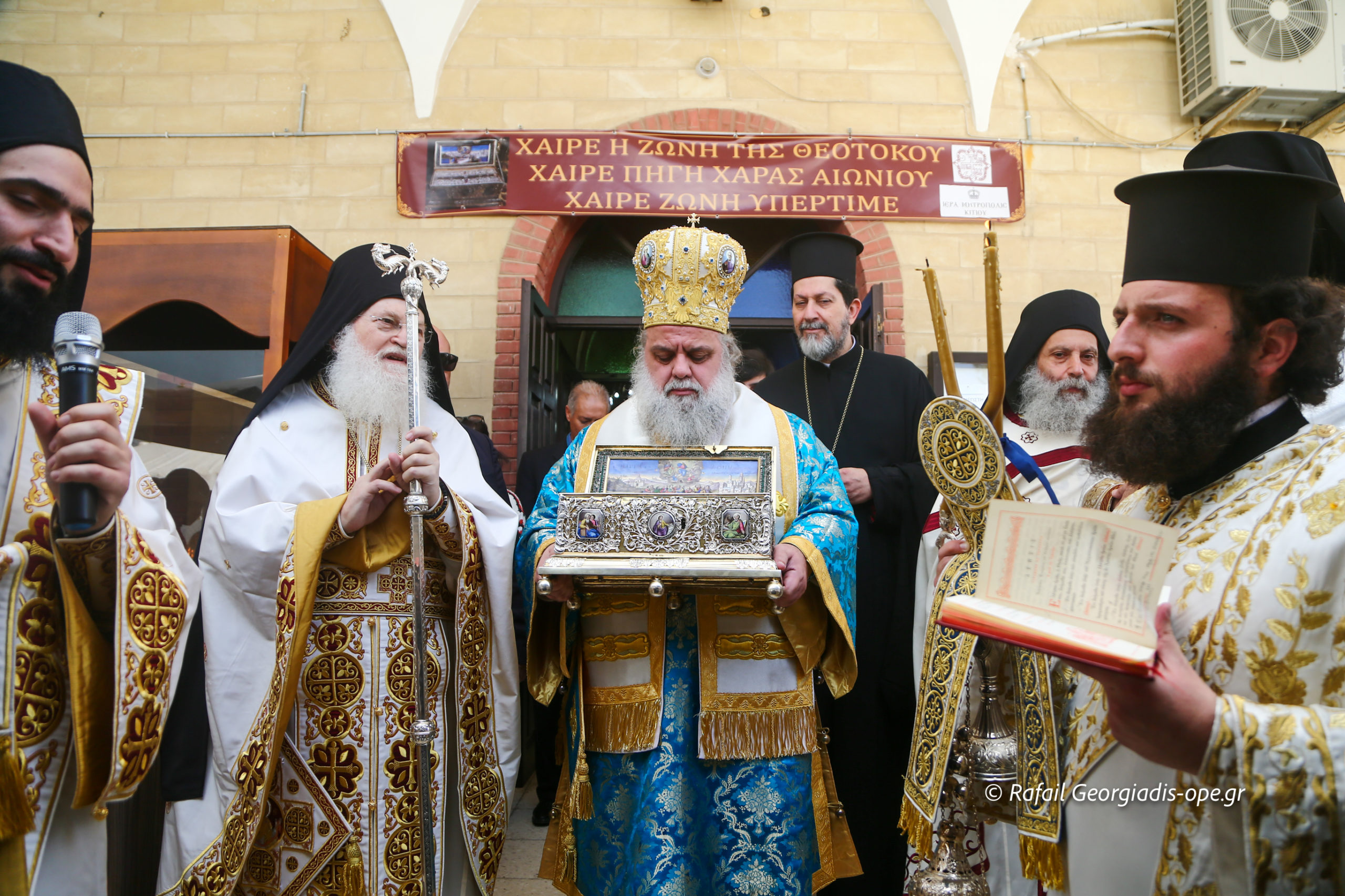 Πλήθος κόσμου στην Αρχιερατική Θεία Λειτουργία ενώπιον της Αγίας Ζώνης ...