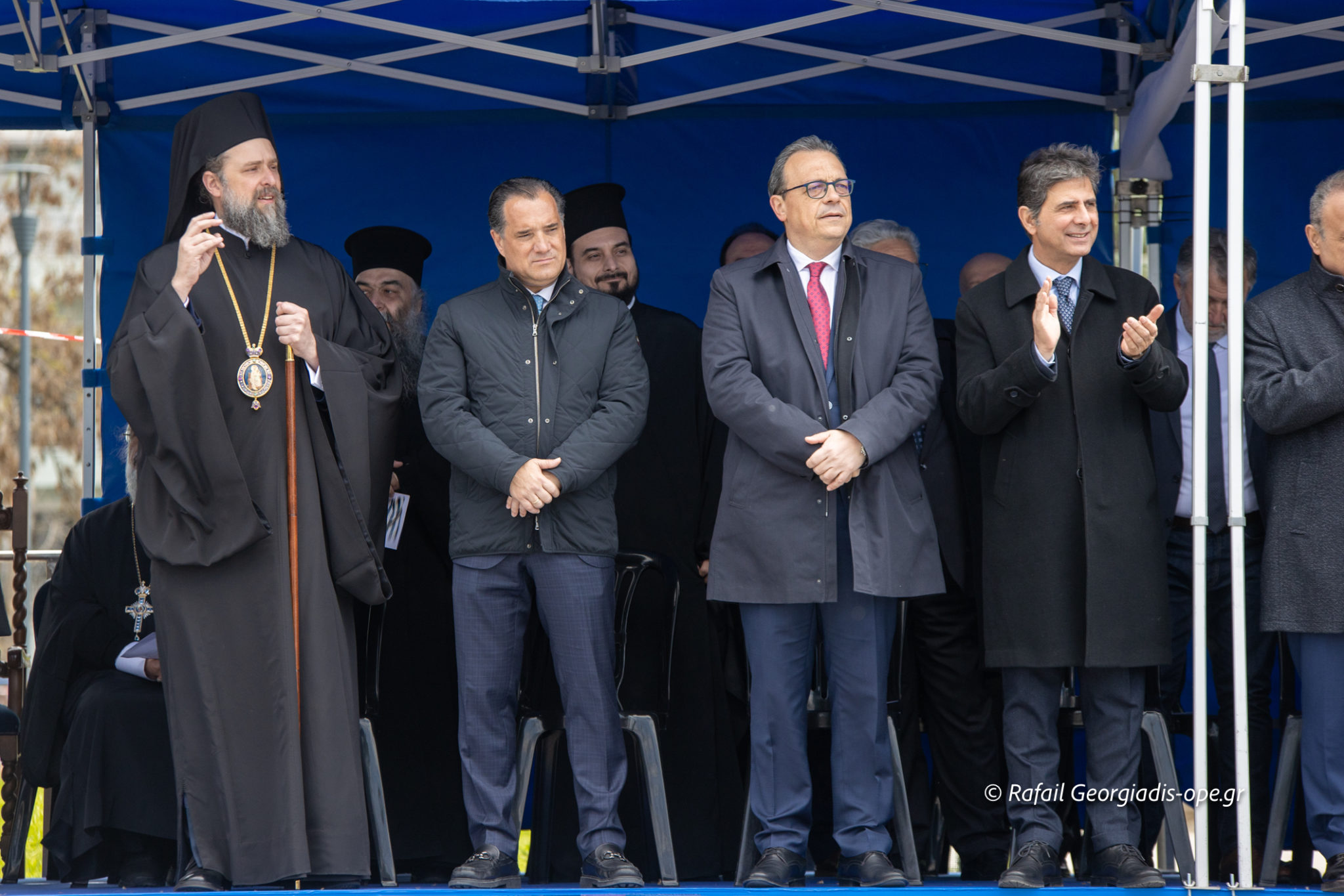 Ο Μητροπολίτης Φιλόθεος στην μαθητική παρέλαση για την επέτειο της 25ης ...