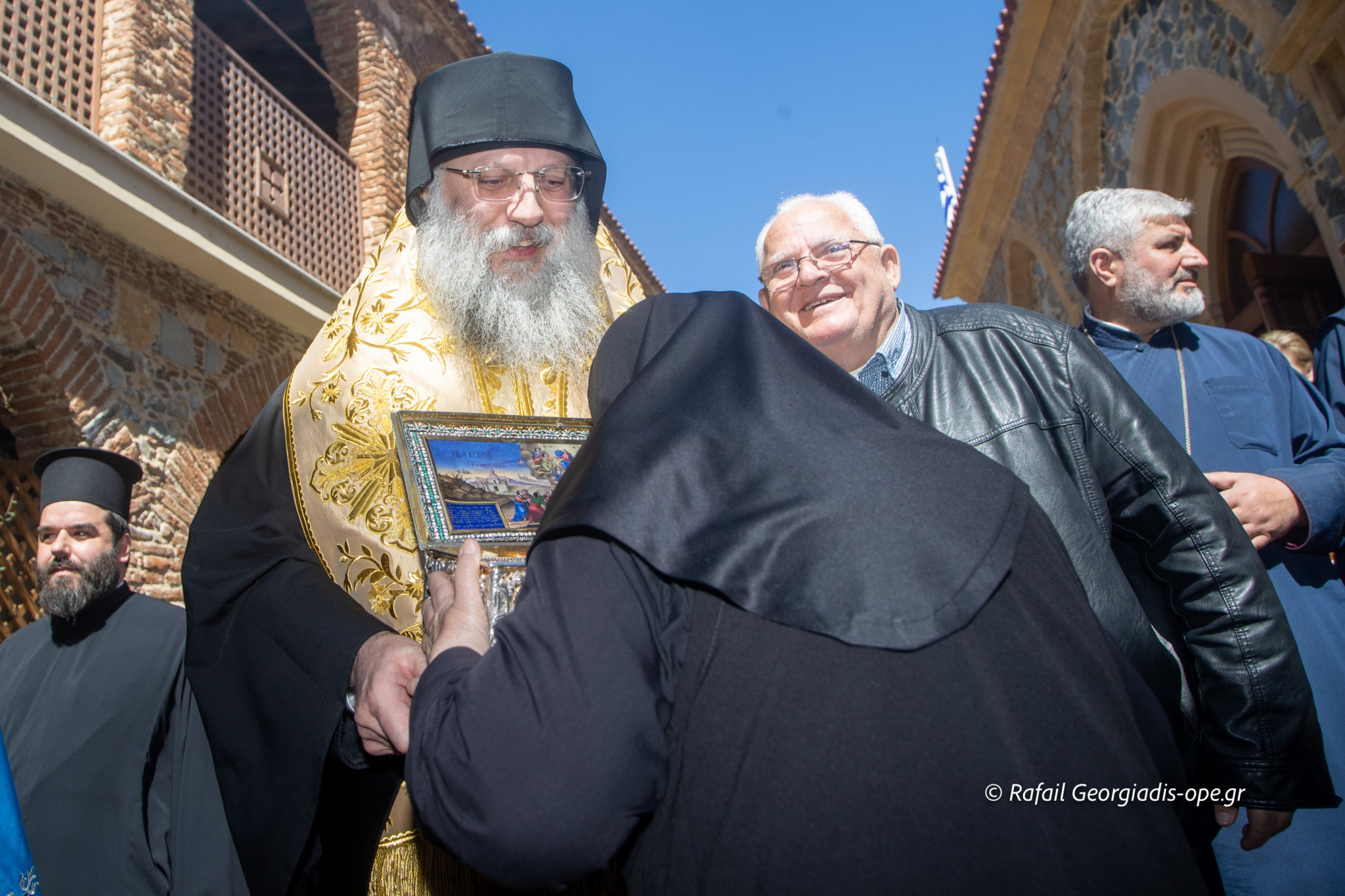 Η Αγία Ζώνη αναχώρησε από την Ιερά Μονή Μαχαιρά, για να ευλογήσει ...