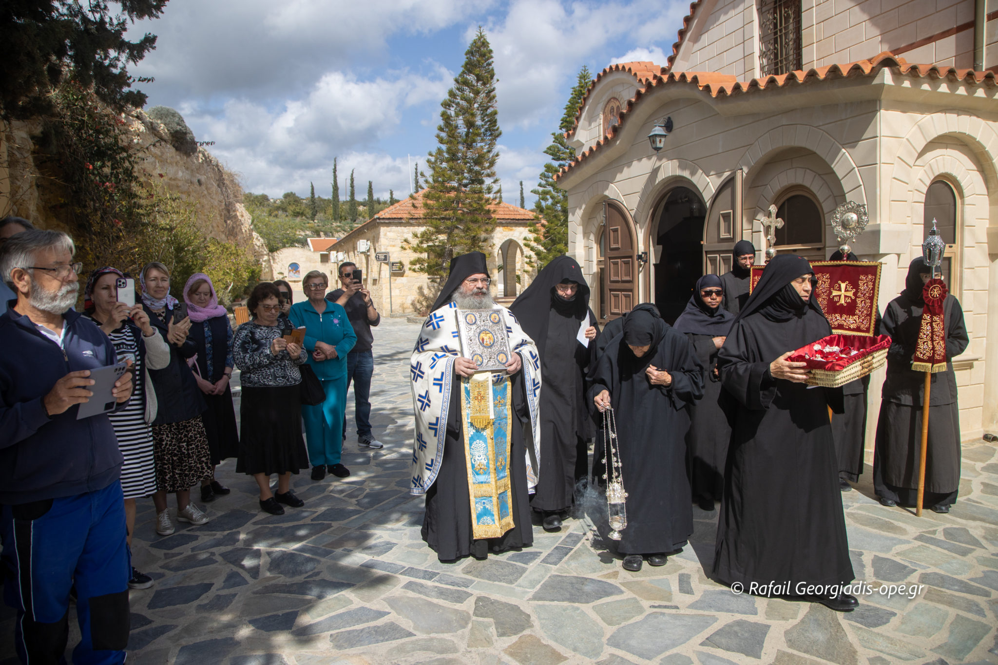 Η Αγία Ζώνη αναχώρησε από την Ιερά Μονή Μαχαιρά, για να ευλογήσει ...
