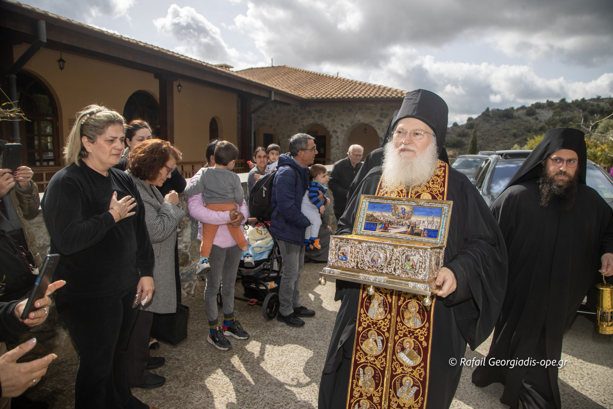 Η Αγία Ζώνη αναχώρησε από την Ιερά Μονή Μαχαιρά, για να ευλογήσει ...