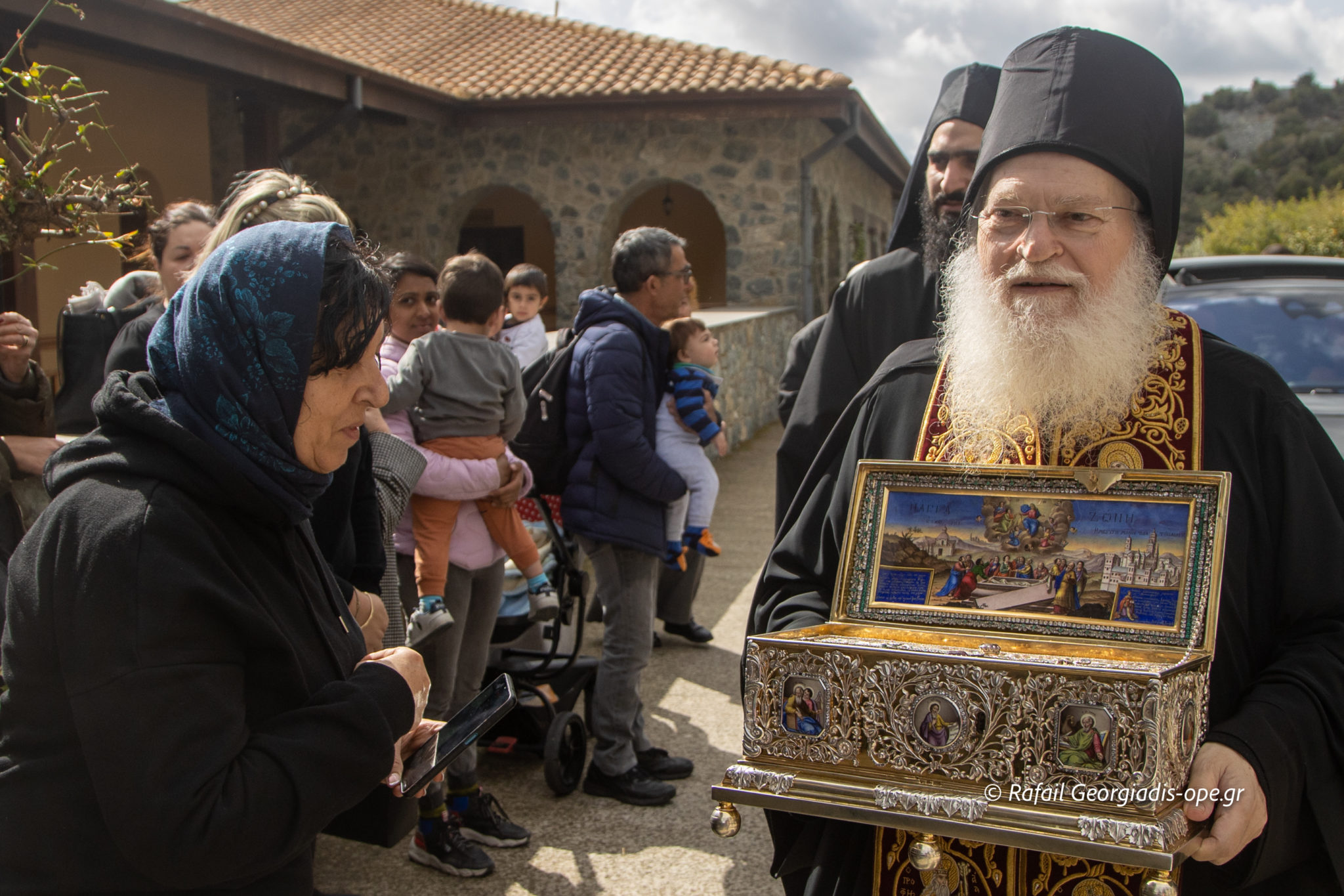 Η Αγία Ζώνη αναχώρησε από την Ιερά Μονή Μαχαιρά, για να ευλογήσει ...