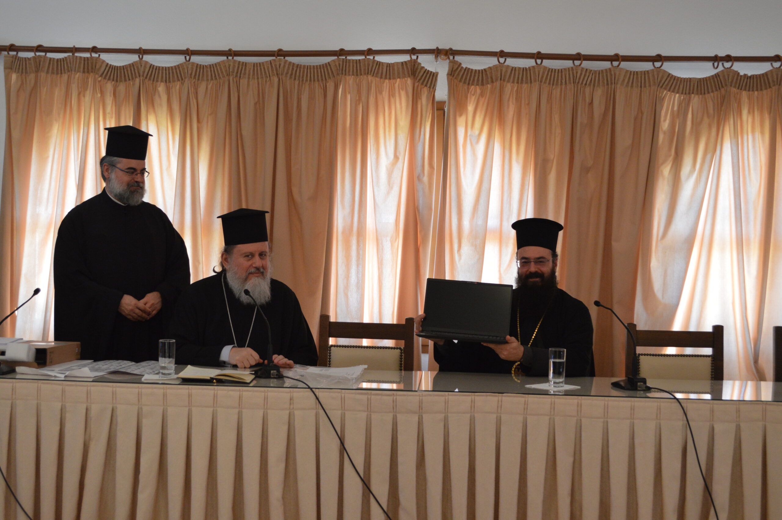 Παράδοση υπολογιστών και εκτυπωτών στους ιερείς της Ιεράς Μητροπόλεως ...