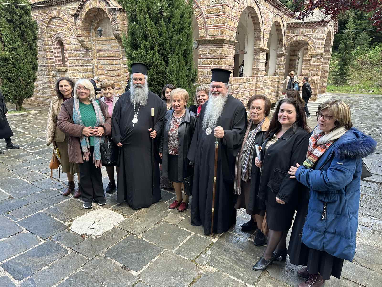 Ο Μητροπολίτης Καλαμαριάς με προσκυνητές στην Ιερά Μονή Αγίου Διονυσίου ...