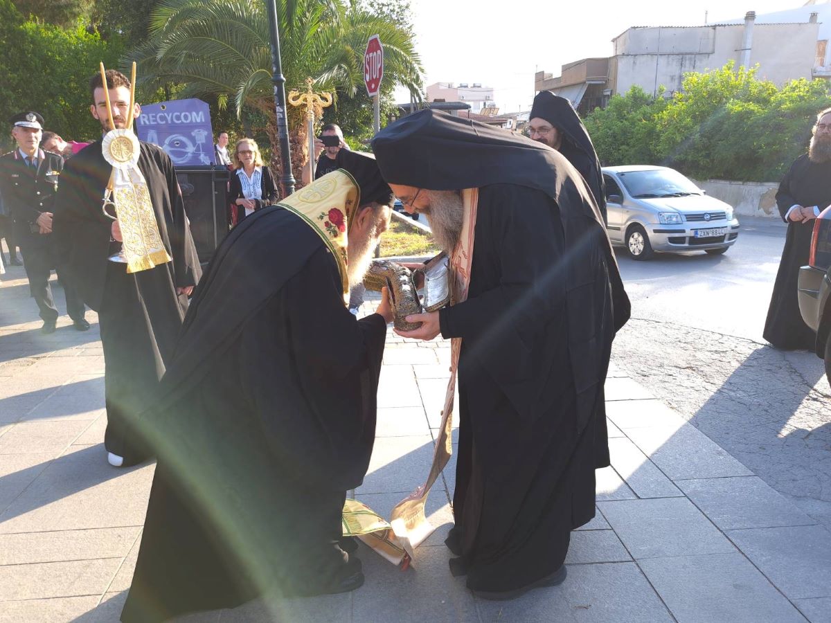 Μεγαλοπρεπής υποδοχή του Ιερού Λειψάνου της Αγίας Φωτεινής στη Χαλκίδα ...