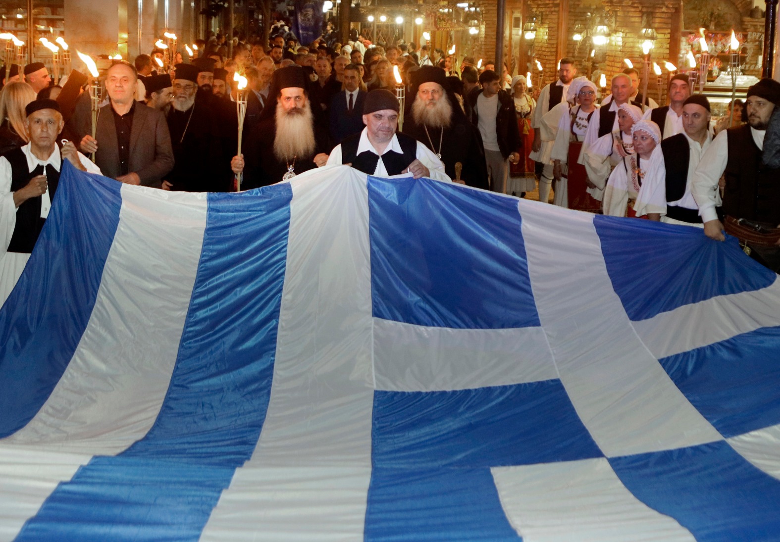 Λαμία: Φθιώτιδος Συμεών και Λήδρας Επιφάνιος στη λαμπαδηφορία Ιστορικής ...