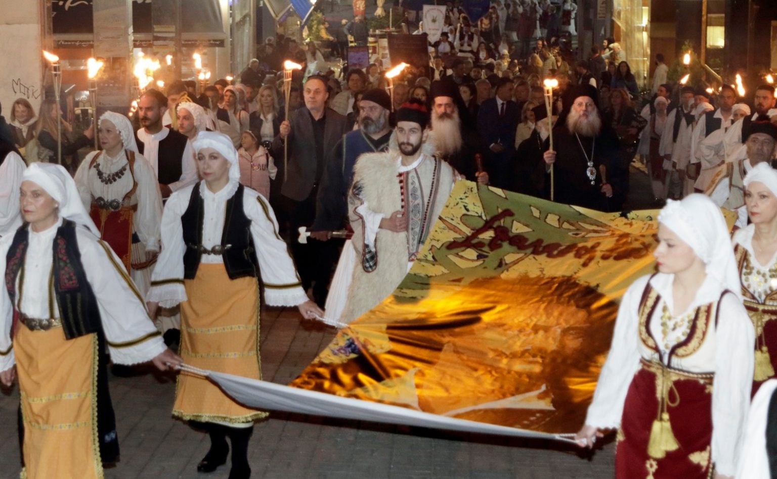 Λαμία: Φθιώτιδος Συμεών και Λήδρας Επιφάνιος στη λαμπαδηφορία Ιστορικής ...