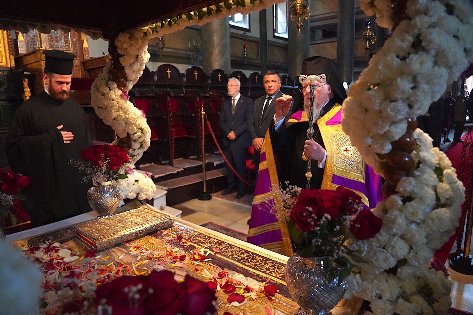 Η Ακολουθία του Επιταφίου Θρήνου στο Οικουμενικό Πατριαρχείο ...