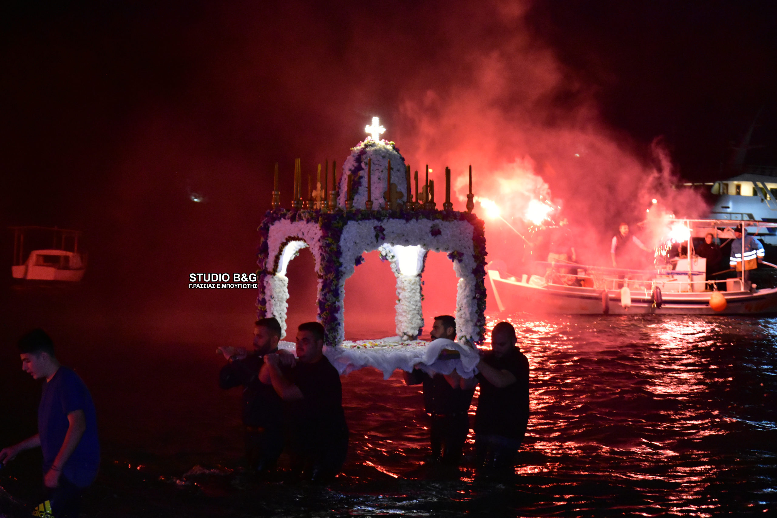 Η ξεχωριστή περιφορά Επιταφίου στη θάλασσα στο Τολό Αργολίδας ...