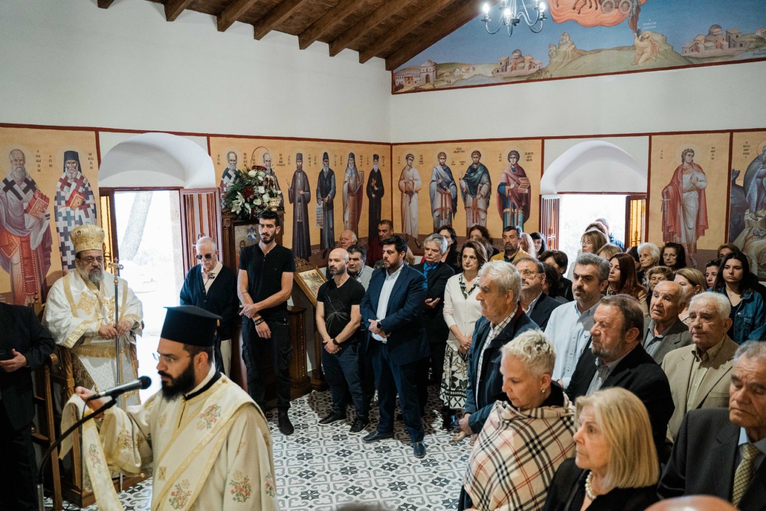 Ακολουθία επί διασαλεύσει Αγίας Τραπέζης τέλεσε ο Μεσσηνίας Χρυσόστομος ...