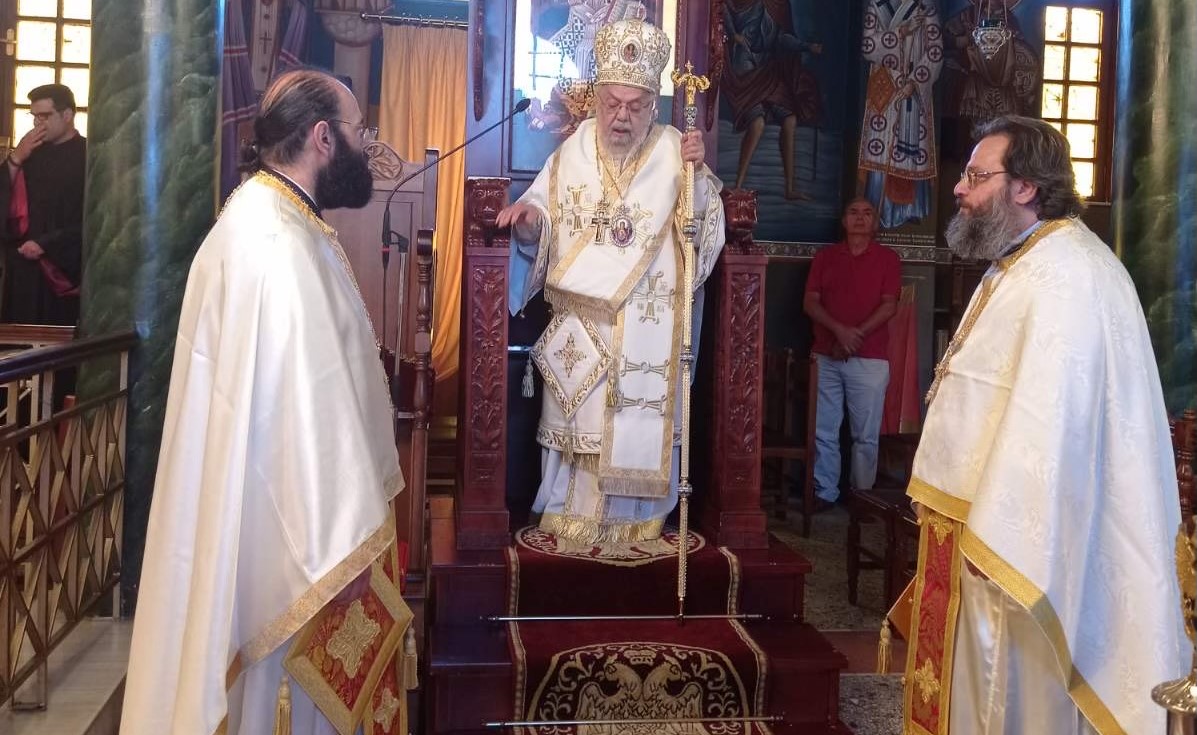 Ο Μητροπολίτης Βρυούλων στην εορτή της Πεντηκοστής στον Ιερό Ναό Αγίας ...