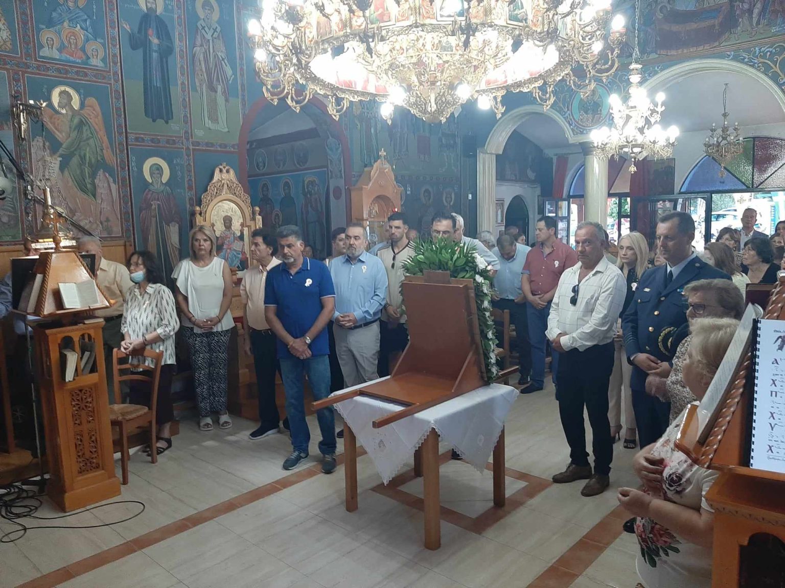 Πλήθος πιστών στον πανηγυρίζοντα Ιερό Ναό Αγίας Κυριακής Παραλίας ...
