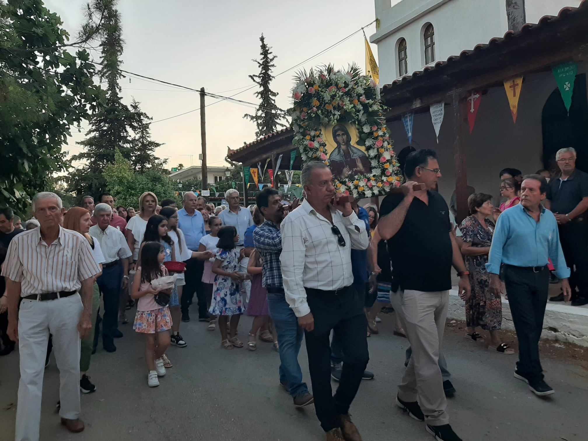 Πλήθος πιστών στον πανηγυρίζοντα Ιερό Ναό Αγίας Κυριακής Παραλίας ...