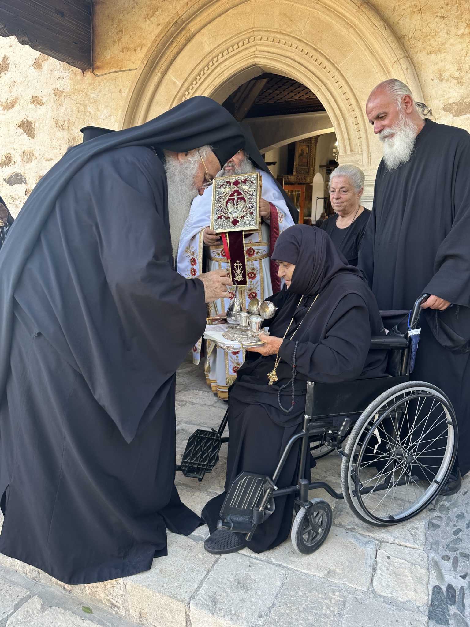 Ο Αρχιεπίσκοπος Κύπρου στην πανηγυρίζουσα Ιερά Μονή Αγίου Παντελεήμονος ...