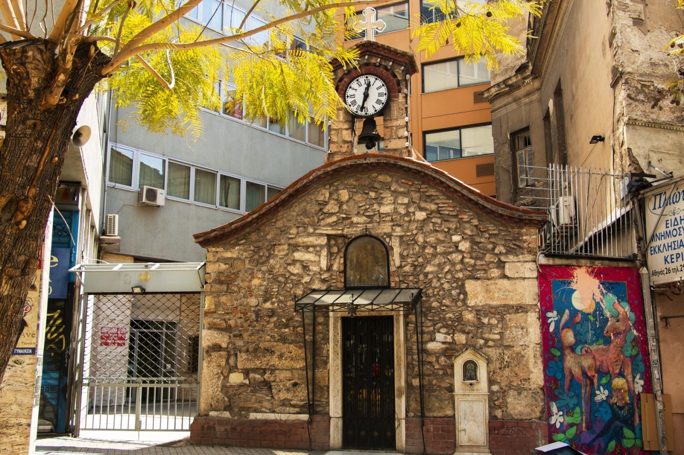 Οδοιπορικό στο εκκλησάκι της Αγίας Κυριακής στην καρδιά της Αθήνας ...