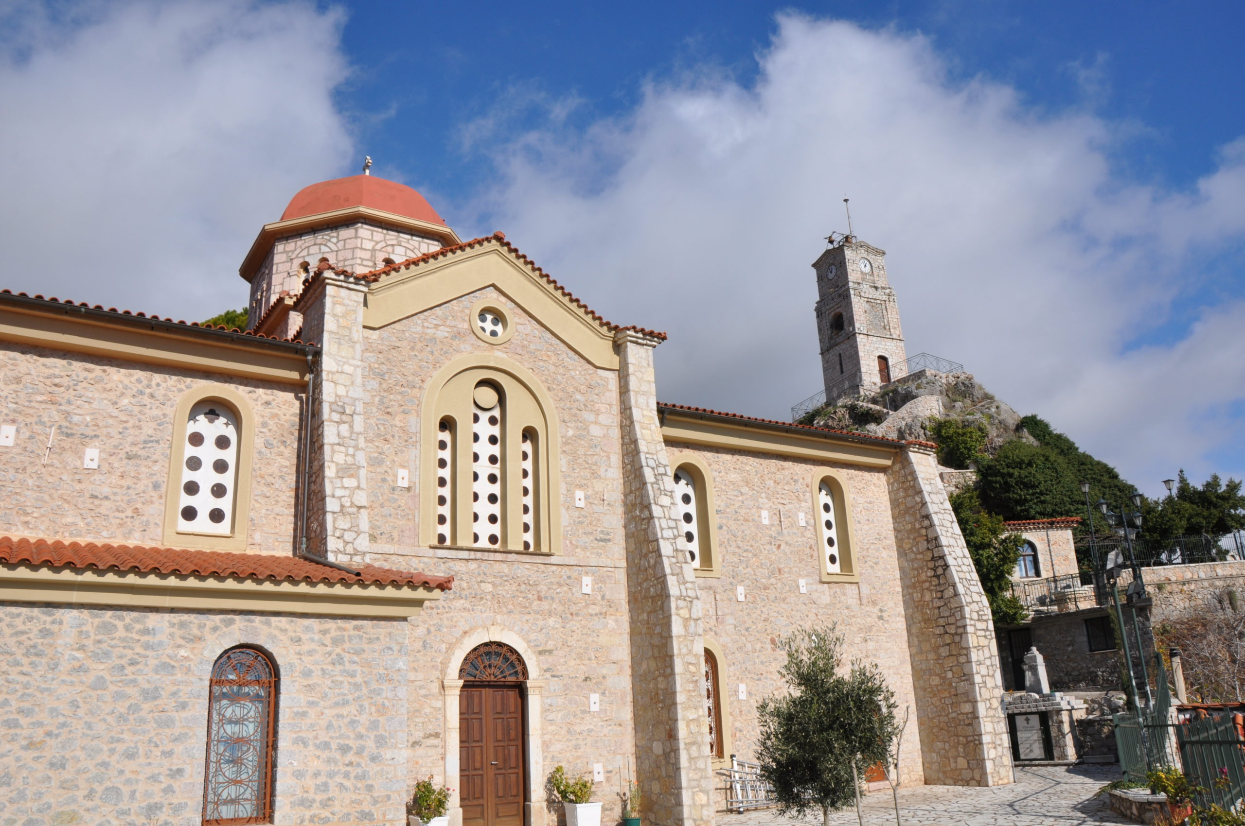 Η Ιερά Μητρόπολη Θηβών για τη μετακίνηση του εφημερίου του Ι.Ν ...