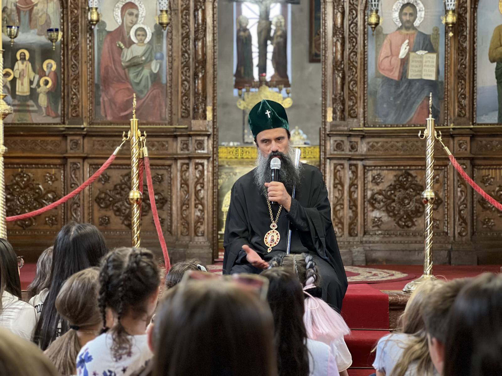 Συνομιλία Πατριάρχη Βουλγαρίας με παιδιά και νέους στη Μονή Κρεμικόφσκι ...