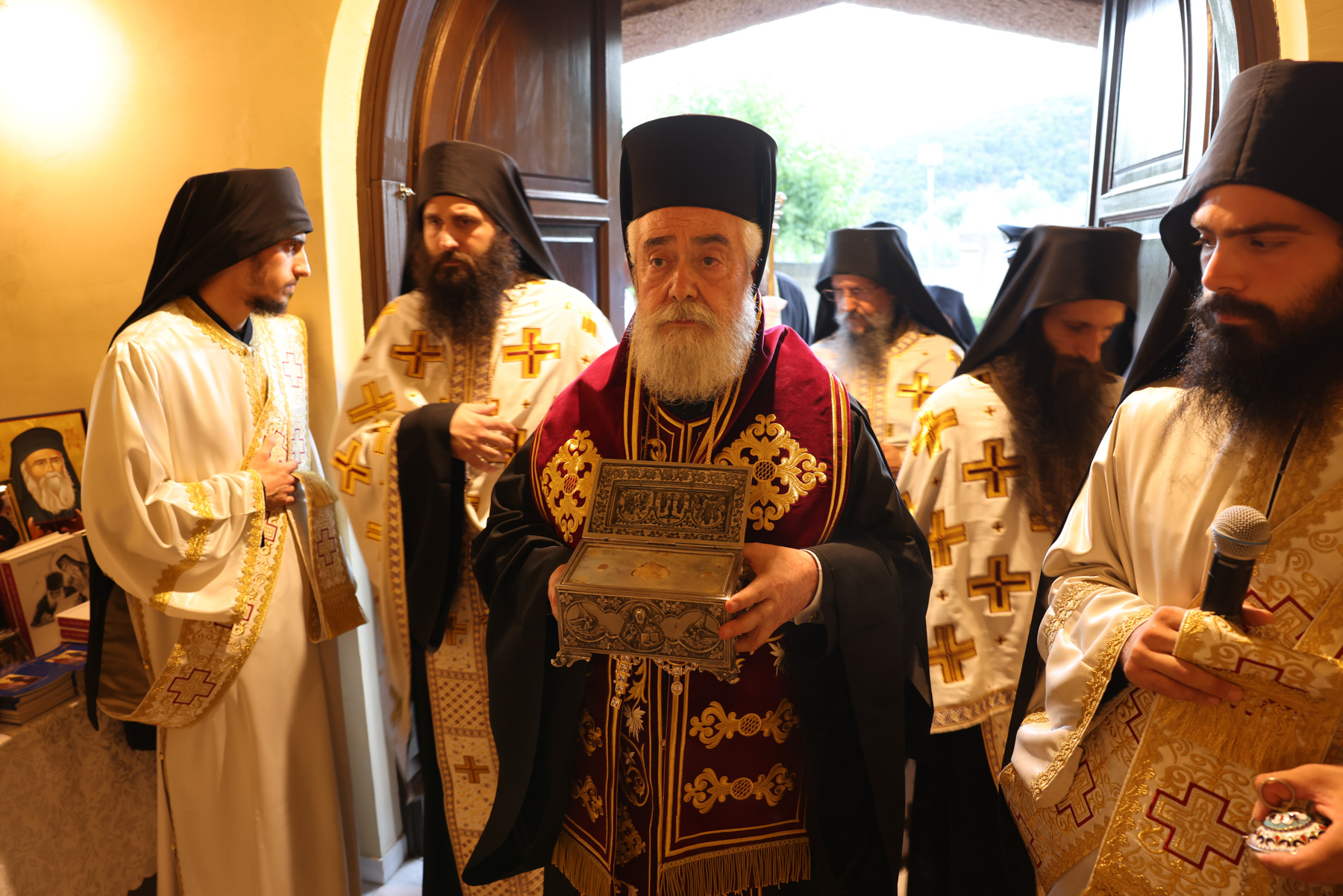 Τα Ιερά Λείψανα των Αγίων Ραφαήλ, Νικολάου και Ειρήνης από τη Μυτιλήνη ...
