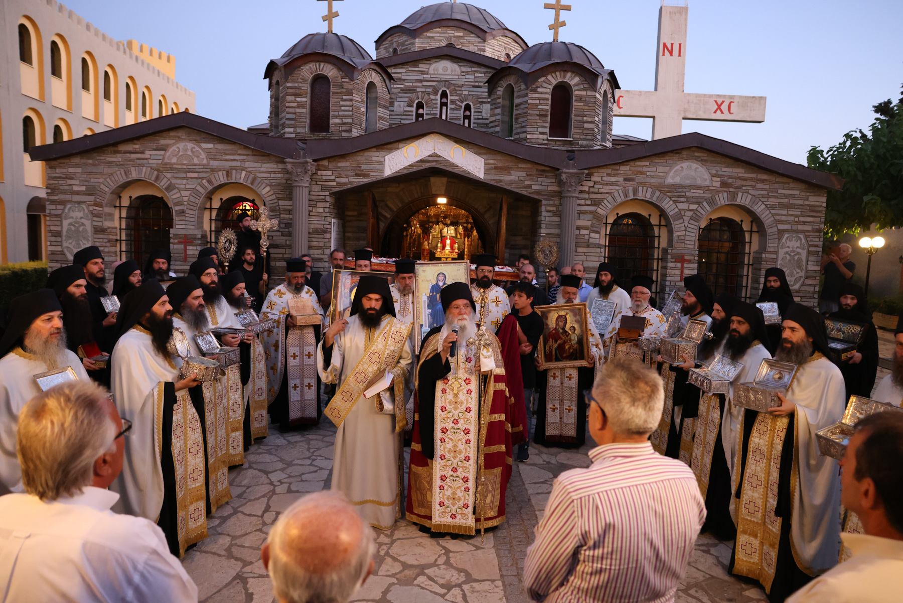 Τα Εγκώμια και η περιφορά του επιταφίου της Παναγίας στο Τρίκορφο ...