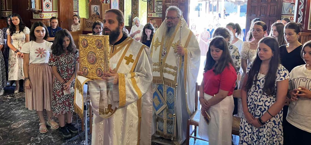 Στις Κατασκηνώσεις της ΓΕΧΑ στη Κατερίνη ιερούργησε ο Λαρίσης Ιερώνυμος ...