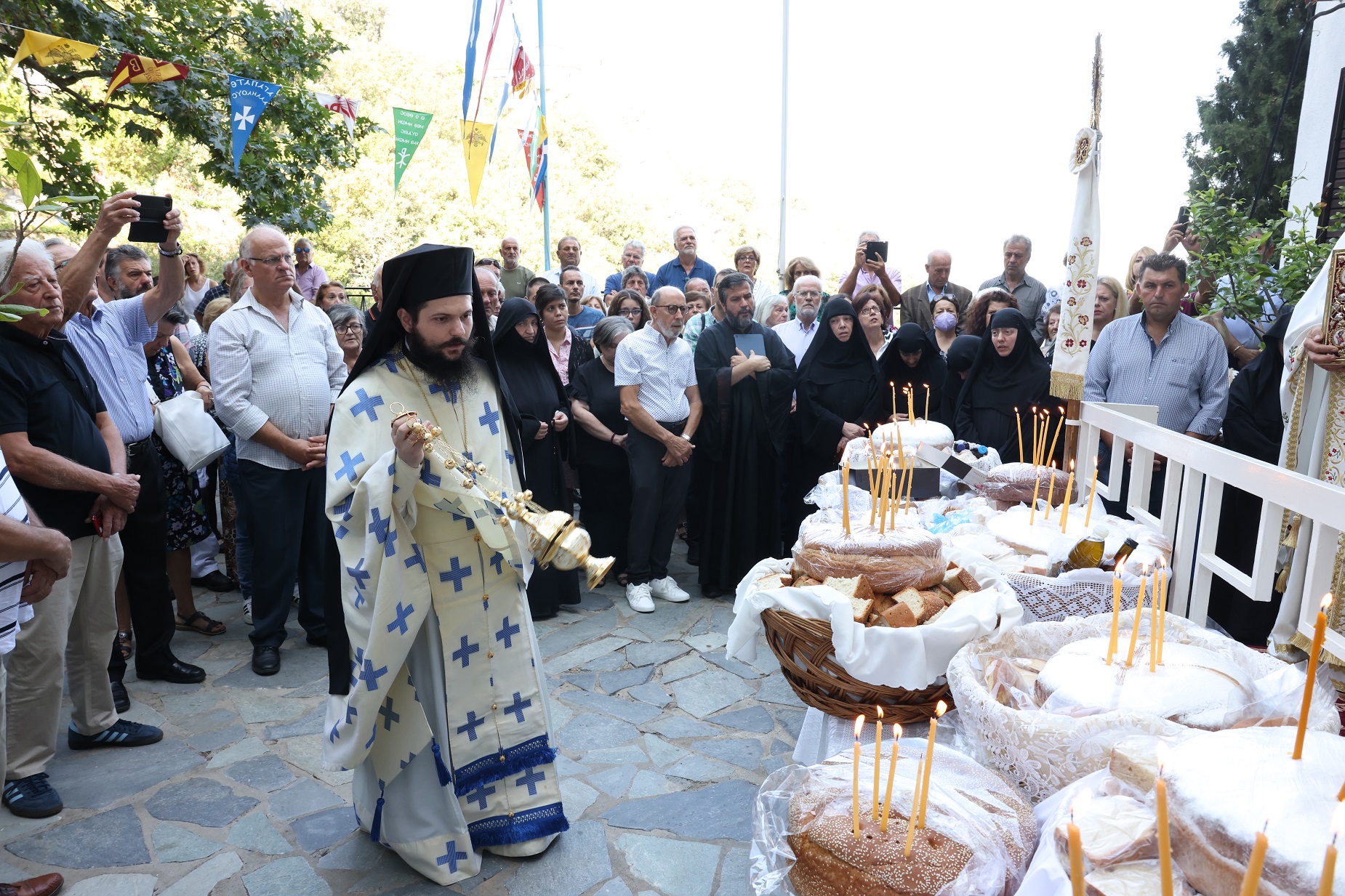 Ο Μητροπολίτης Φωκίδος στην Ιερά Μονή Γεννήσεως της Θεοτόκου Αμπελακίου ...