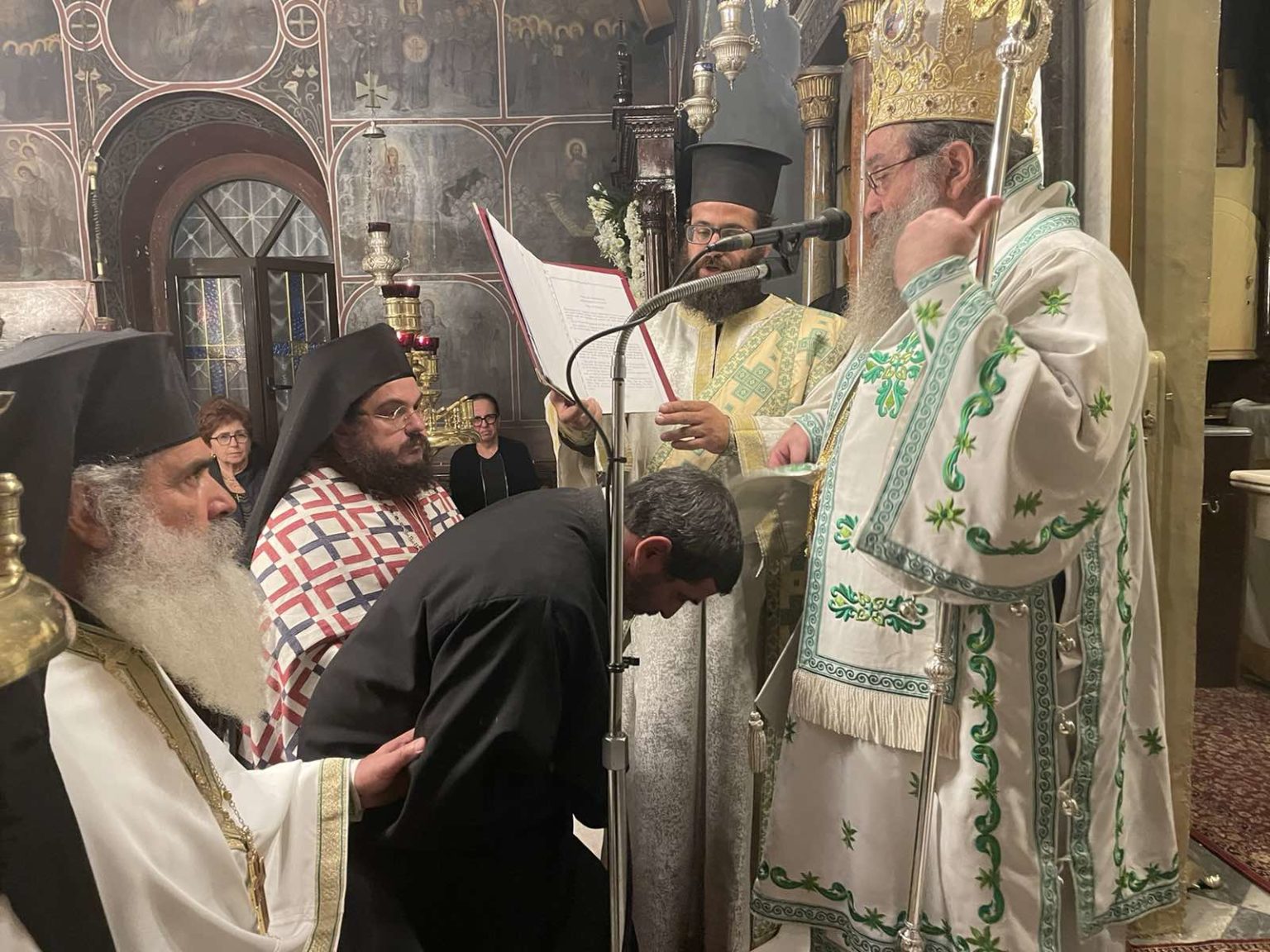 Πλήθος πιστών προσκυνούν την Παναγία Μυρτιδιώτισσα στη Χίο - Ορθοδοξία ...