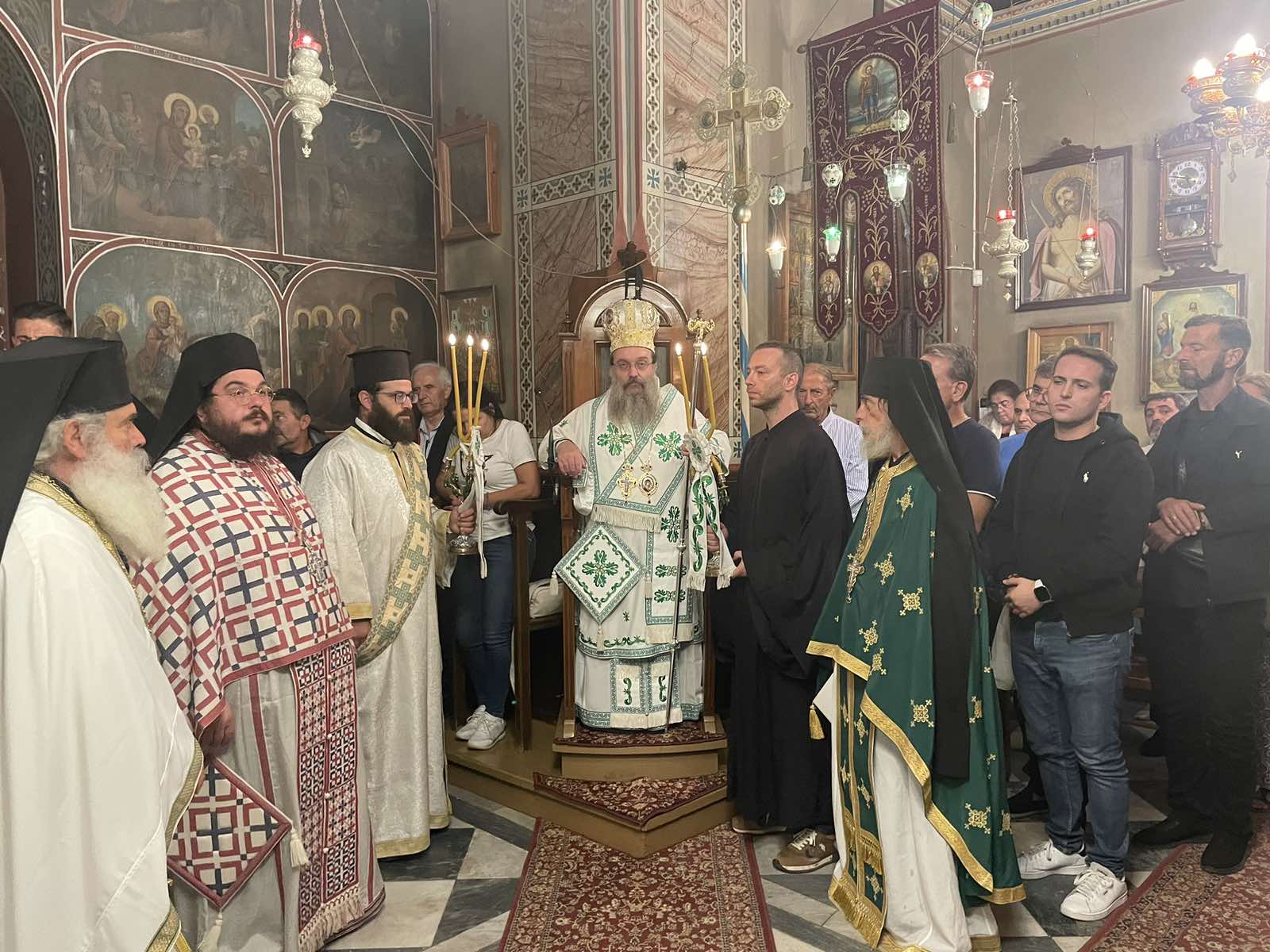 Πλήθος πιστών προσκυνούν την Παναγία Μυρτιδιώτισσα στη Χίο - Ορθοδοξία ...