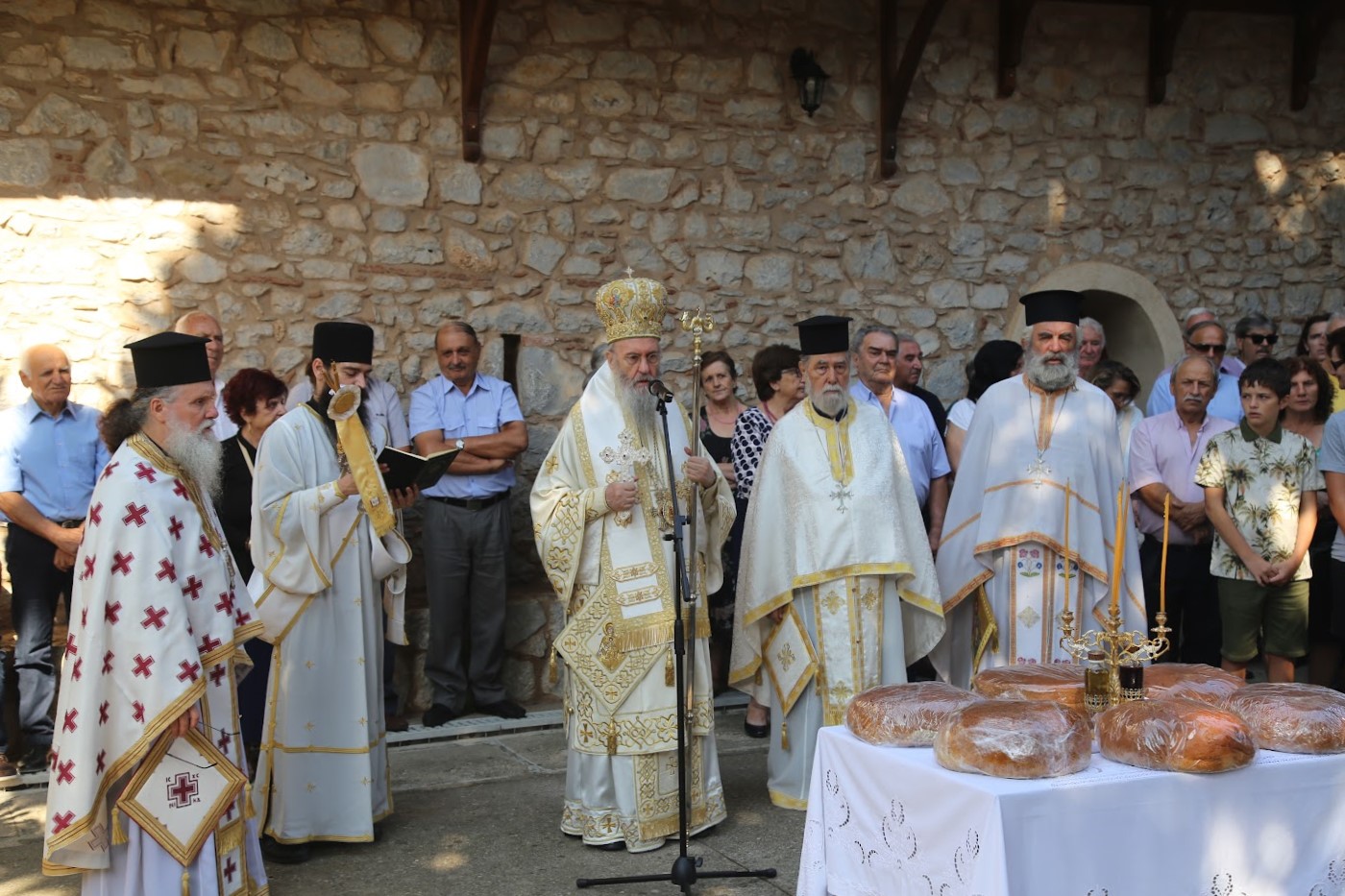 Ο Μητροπολίτης Ναυπάκτου στην Ι.Μ. Γενεθλίου της Θεοτόκου Ακραιφνίου ...