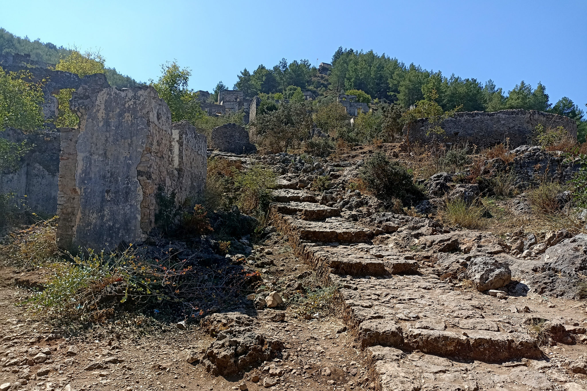 Το Λεβίσσι των Ρωμιών, ένα μικρασιατικό χωριό σμιλεμένο στο βράχο ...