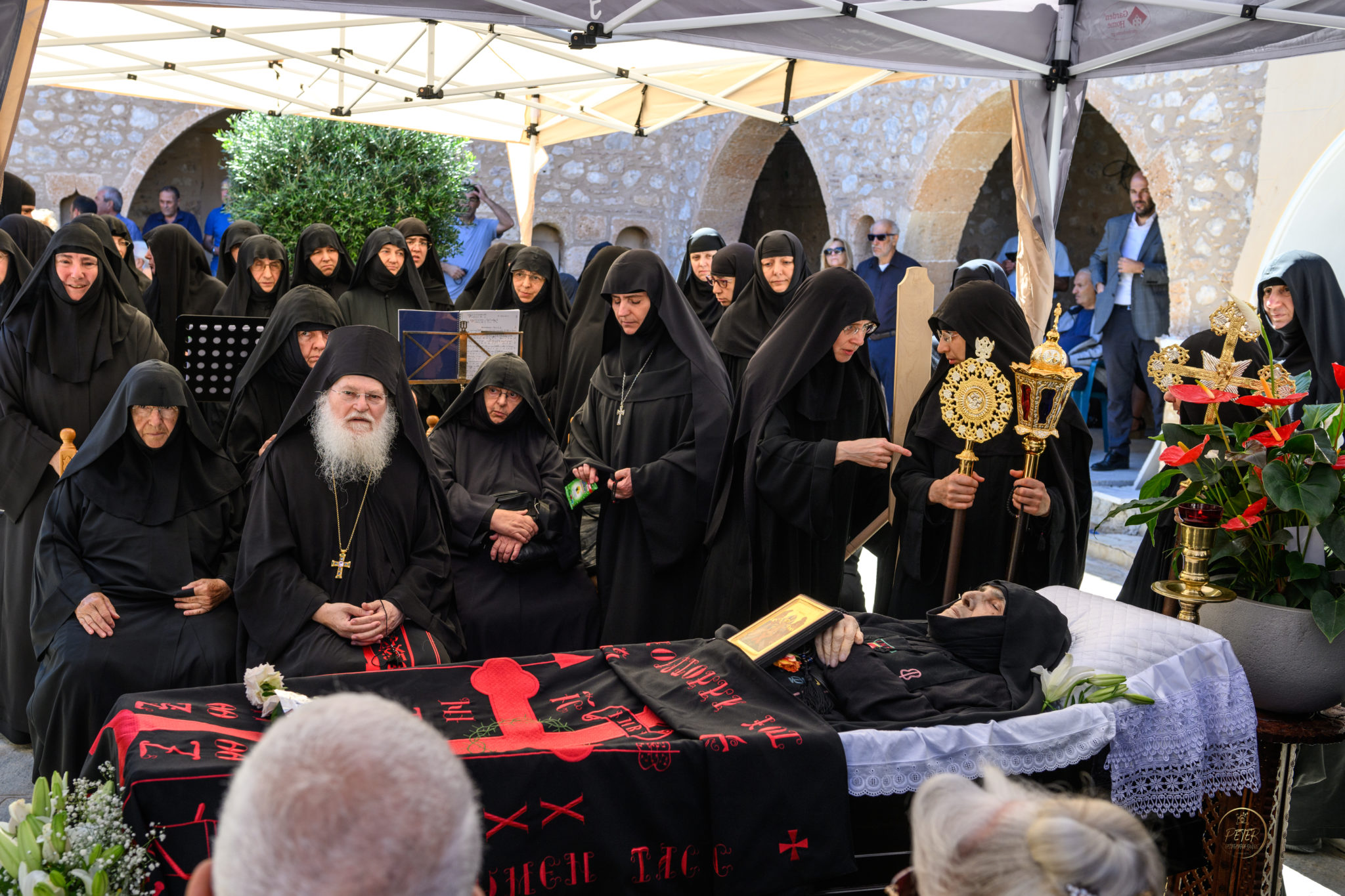 Εξόδιος Ακολουθία μακαριστής Ηγουμένης Μονής Ταξιαρχών Επιδαύρου ...