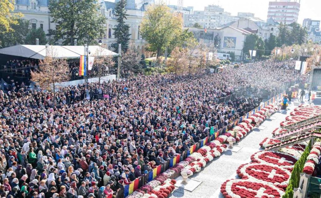 Ιάσιο: Πάνω από 200.000 πιστοί προσκύνησαν το σκήνωμα της Αγίας ...
