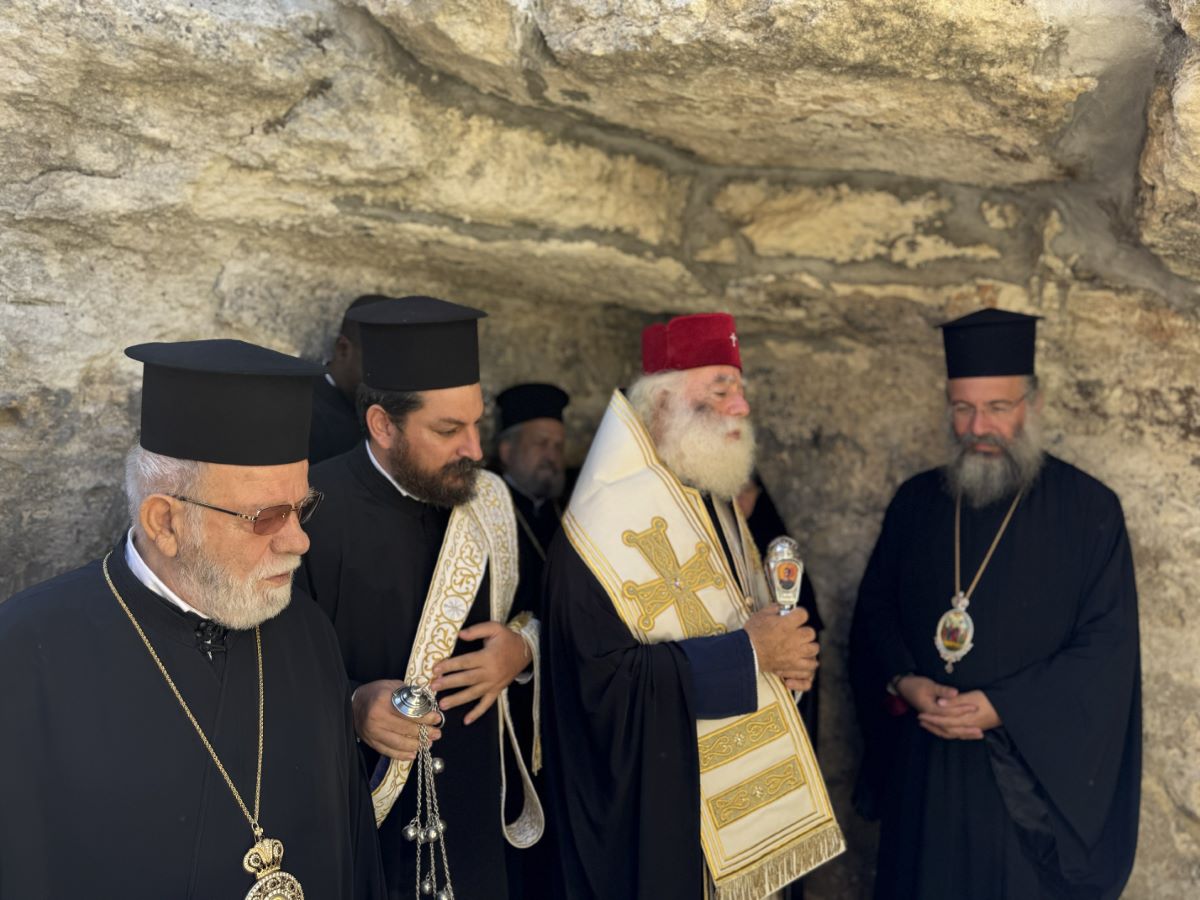 Ο Πατριάρχης Αλεξανδρείας στον τάφο του μακαριστού Γέροντός του ...