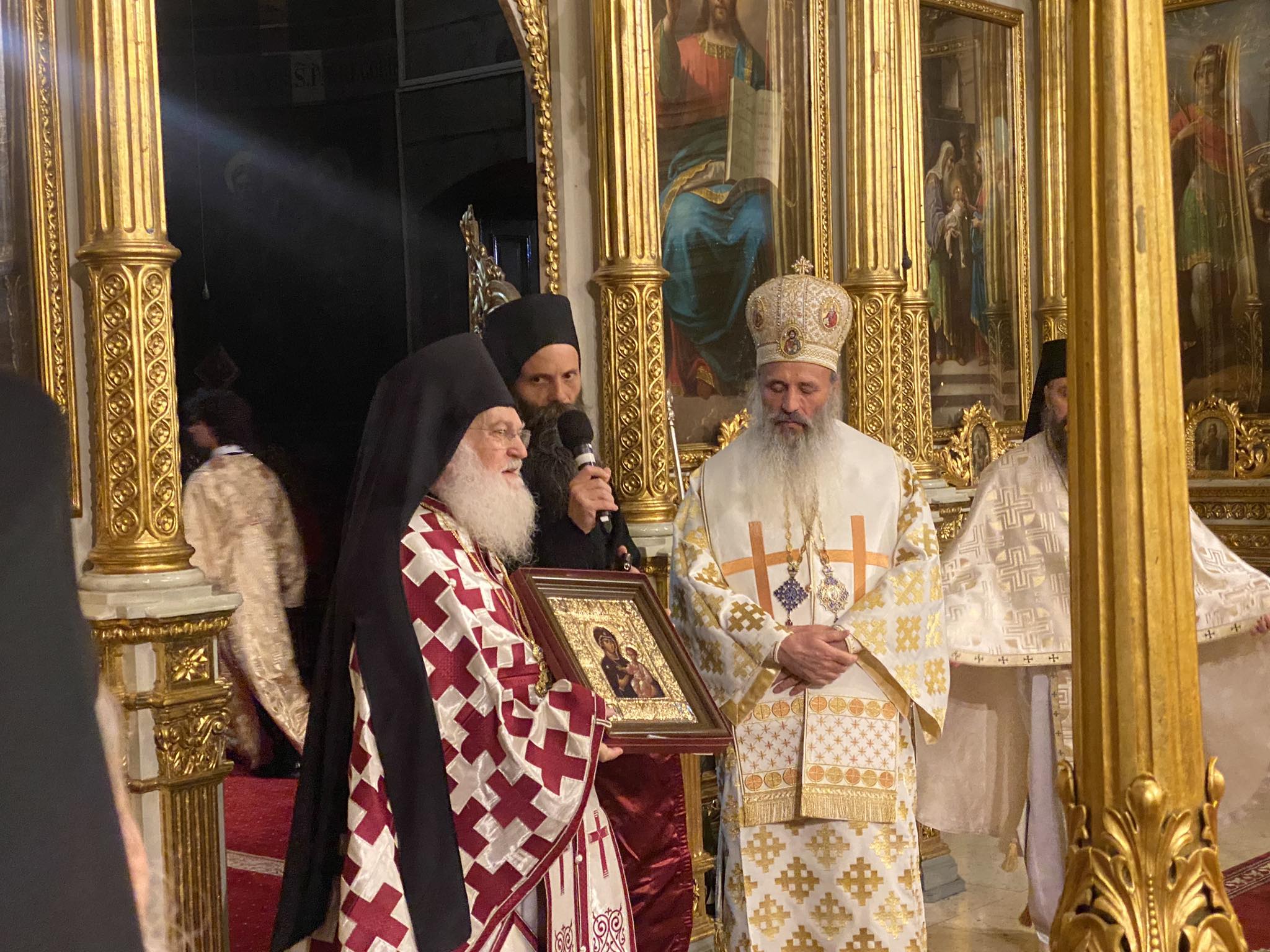 Πλήθος κόσμου στην Θεία Λειτουργία στον Καθεδρικό Ναό Υπαπαντής στο ...