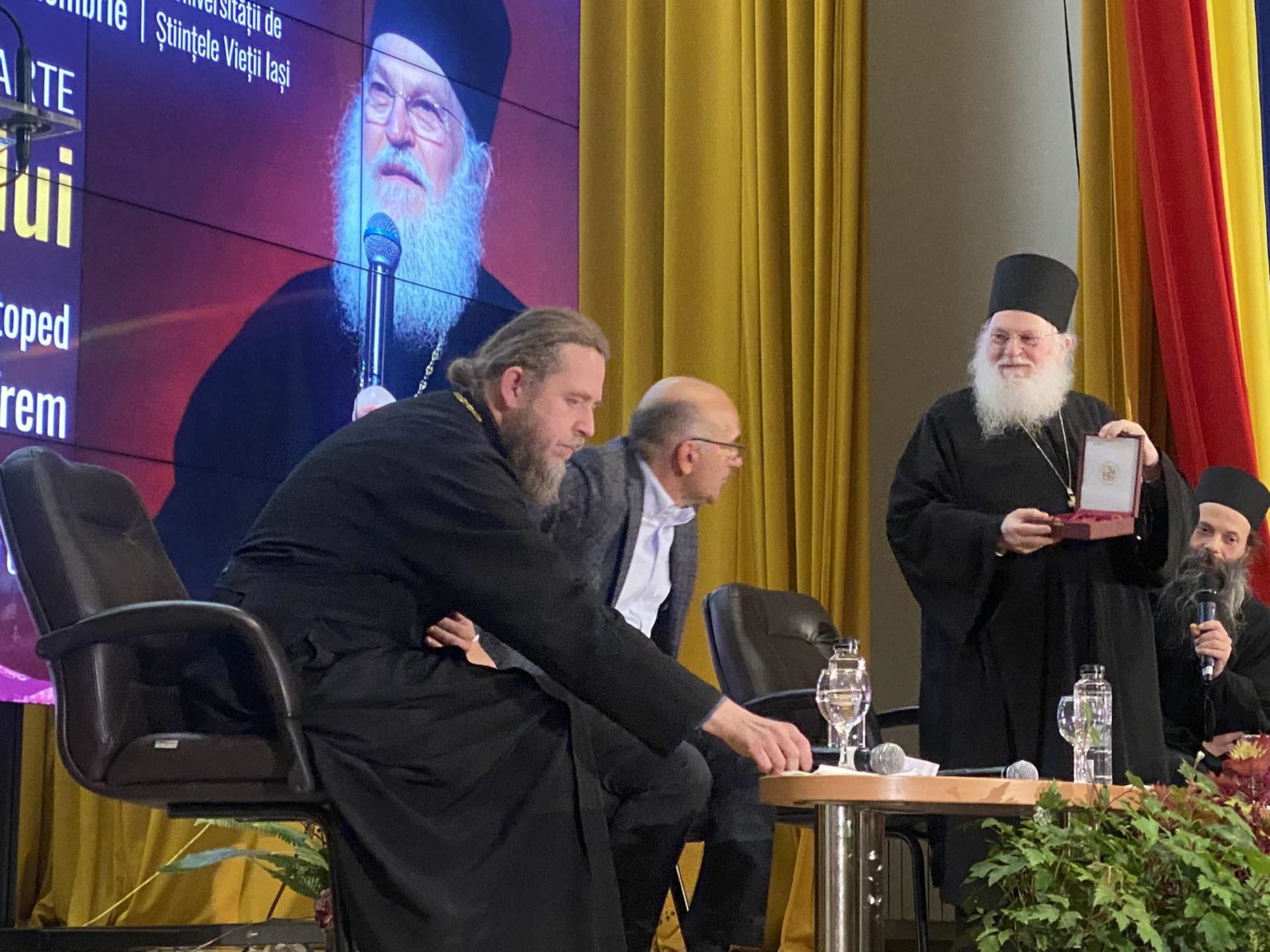 Σε Ιερές Μονές της Ρουμανίας ο Γέροντας Εφραίμ Βατοπαιδινός (ΒΙΝΤΕΟ ...