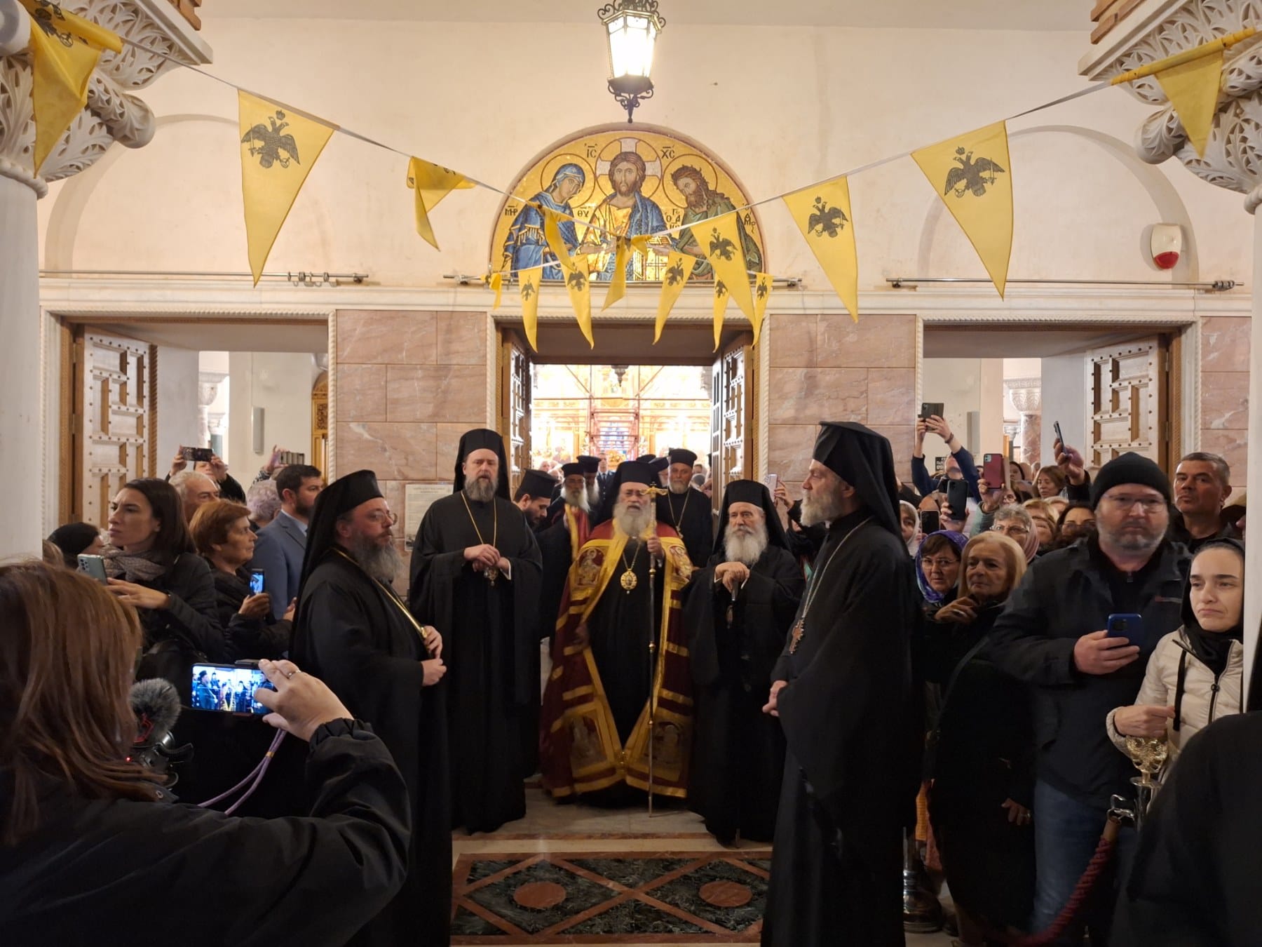 Τρισαρχιερατικός Εσπερινός στη Μονή που ίδρυσε ο Άγιος Νεκτάριος στην ...