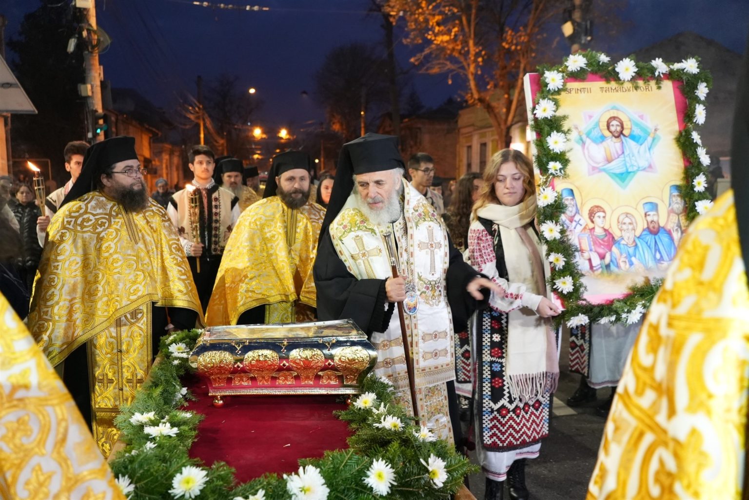 Εκατοντάδες πιστοί σε λιτανεία επί τη εορτή του Αγίου Ανδρέα στο ...