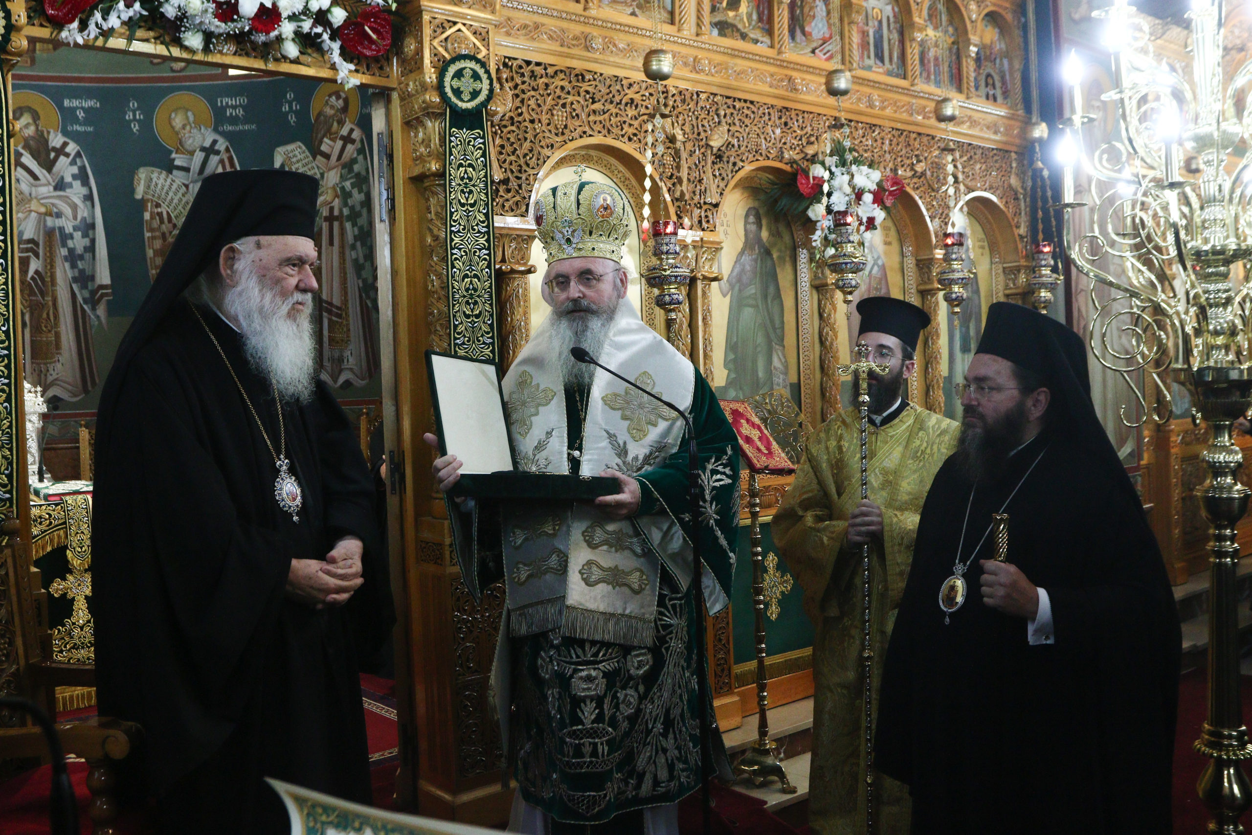 Η Μητρόπολη Περιστερίου τίμησε τον Αρχιεπίσκοπο Ιερώνυμο - Ορθοδοξία ...