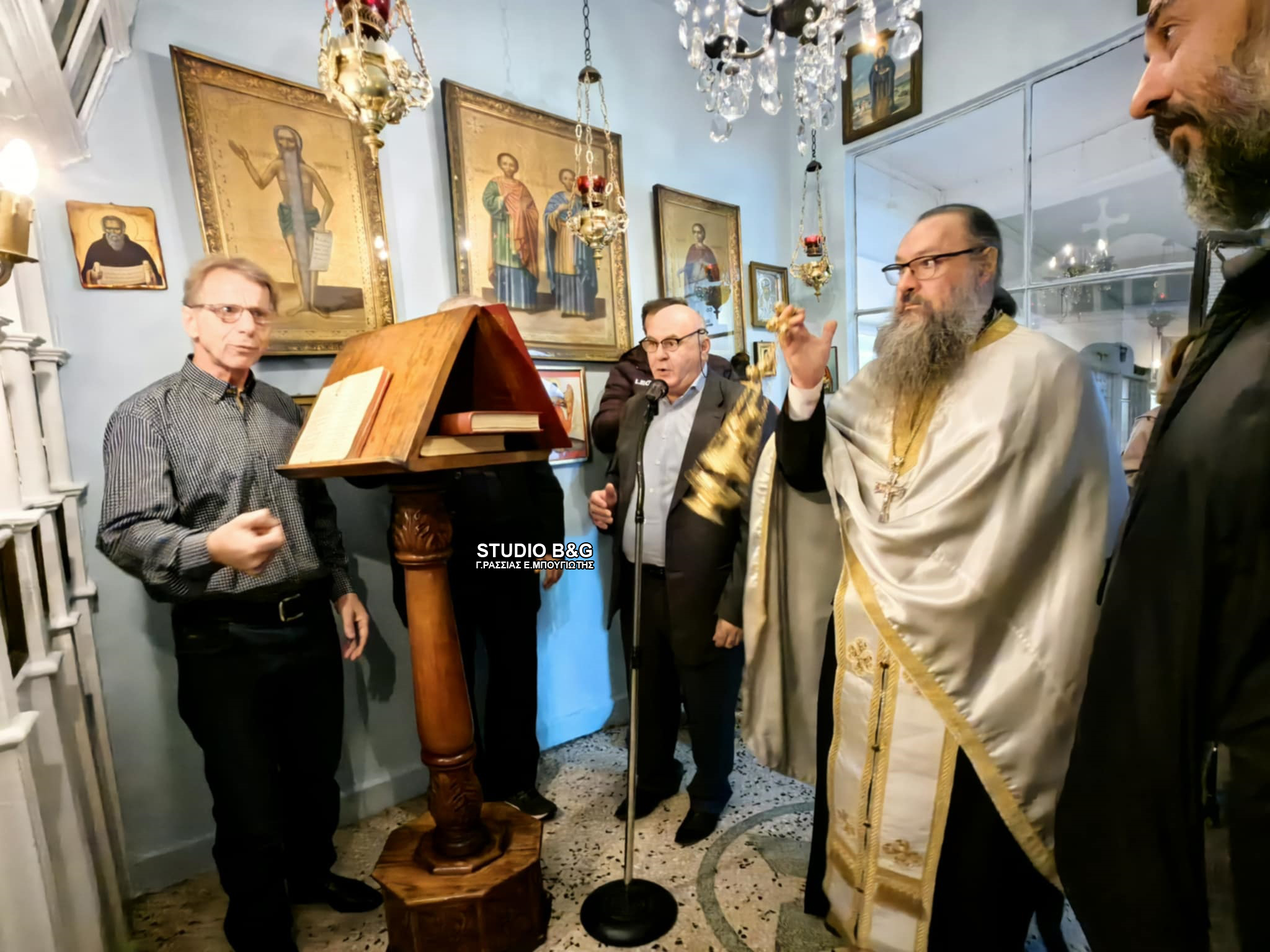 Εσπερινός στο πανηγυρίζον παρεκκλήσι των Ταξιαρχών στο Πολεμικό Μουσείο ...