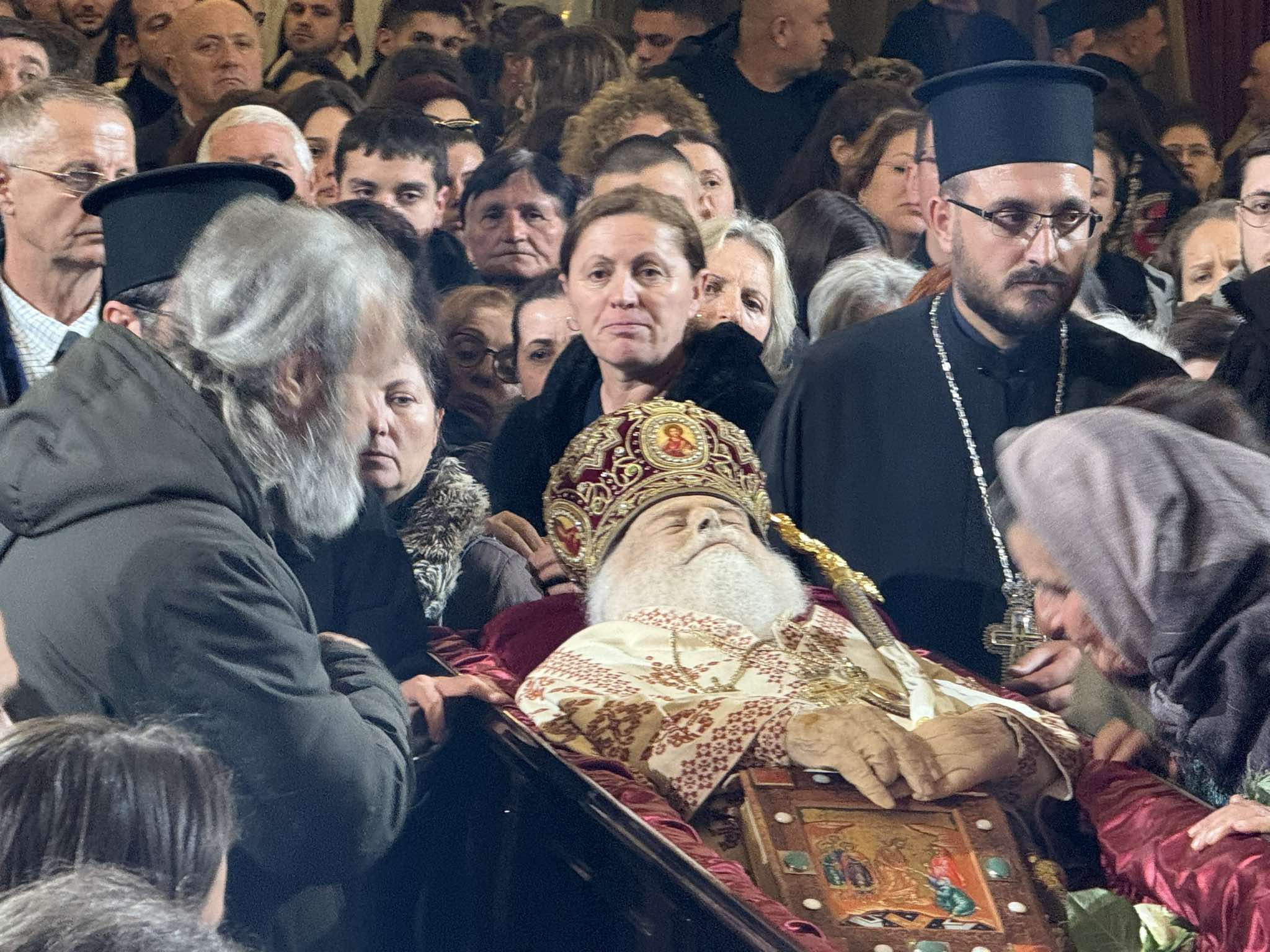 Αποστολή στα Τίρανα: Σε λαϊκό προσκύνημα το σκήνωμα του Αρχιεπισκόπου ...