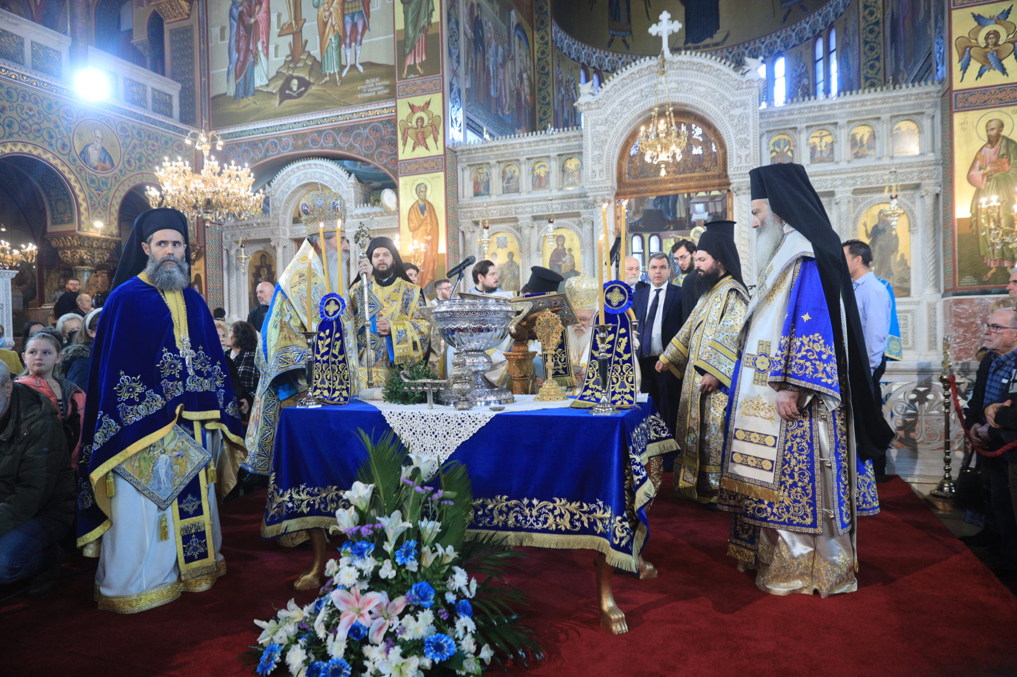 Προεξάρχοντος του Αρχιεπισκόπου Ιερωνύμου τα Θεοφάνεια στον Πειραιά ...