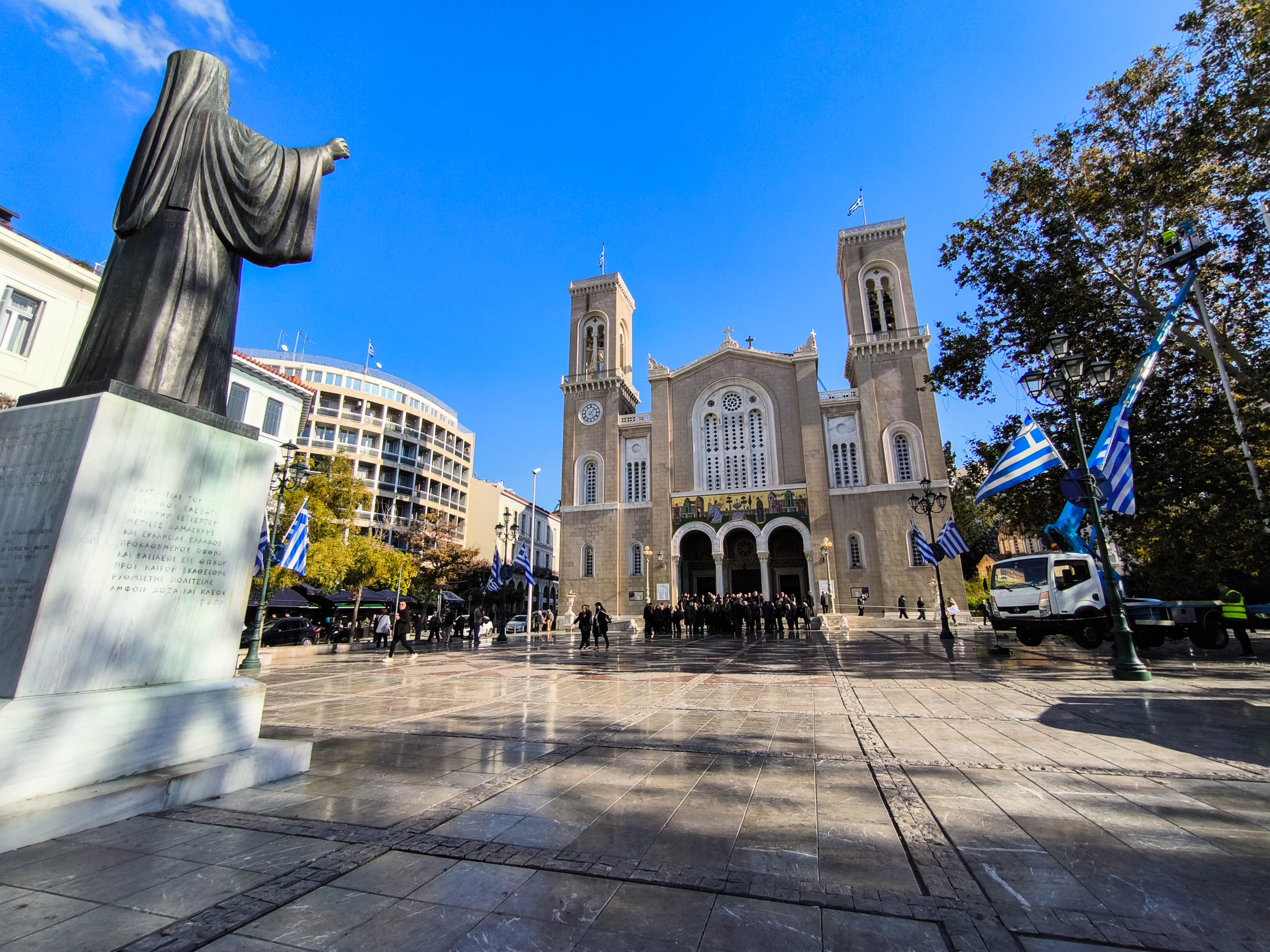 Σε λαϊκό προσκύνημα στη Μητρόπολη Αθηνών το σκήνωμα του Αρχιεπισκόπου ...