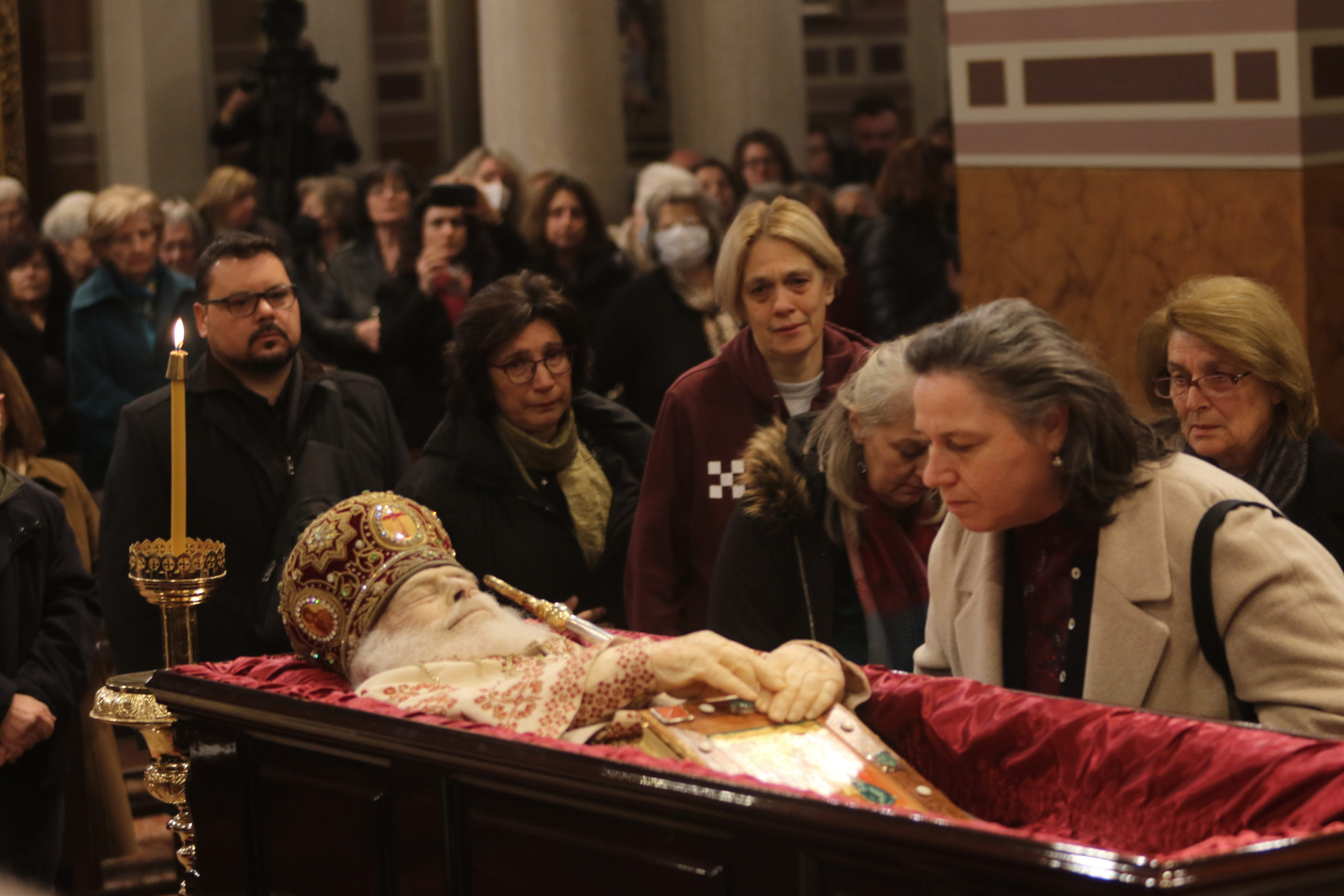 Σε λαϊκό προσκύνημα στον Καθεδρικό Ναό Αθηνών το σκήνωμα του ...