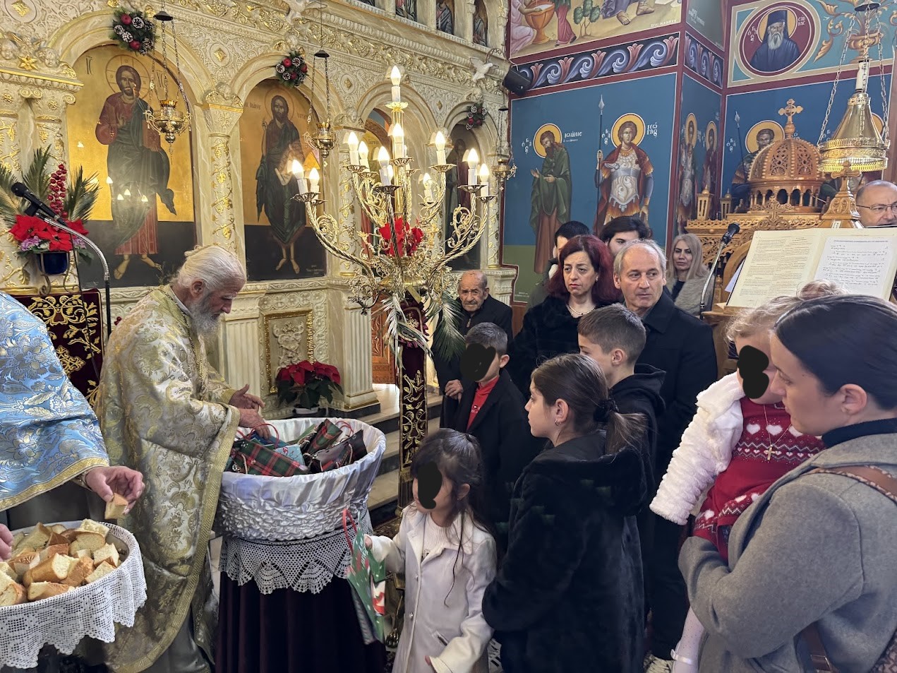 Η Ενορία του Αγίου Θωμά Ναυπάκτου, μοίρασε δώρα σε όλα τα παιδιά που ...