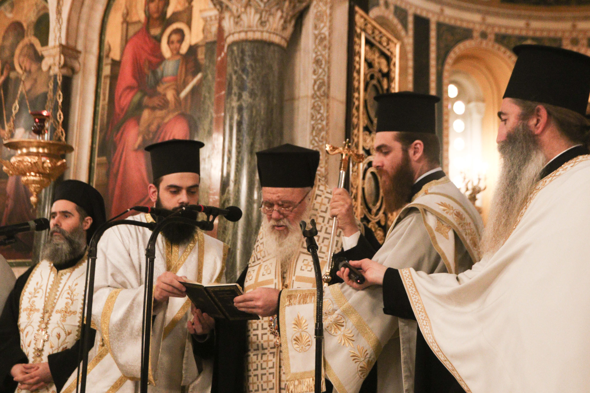 Τρισάγιο υπέρ αναπαύσεως των θυμάτων της τραγωδίας των Τεμπών στον Ιερό ...