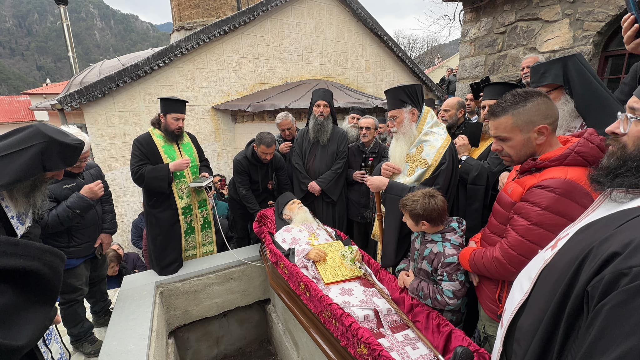 Το «ύστατο χαίρε» στον Ηγούμενο της Μονής Στομίου, Αρχιμανδρίτη Κοσμά ...