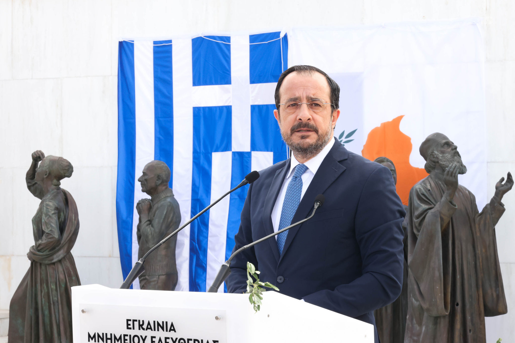 Αρχιεπίσκοπος Κύπρου και Νίκος Χριστοδουλίδης στα εγκαίνια του Μνημείου ...