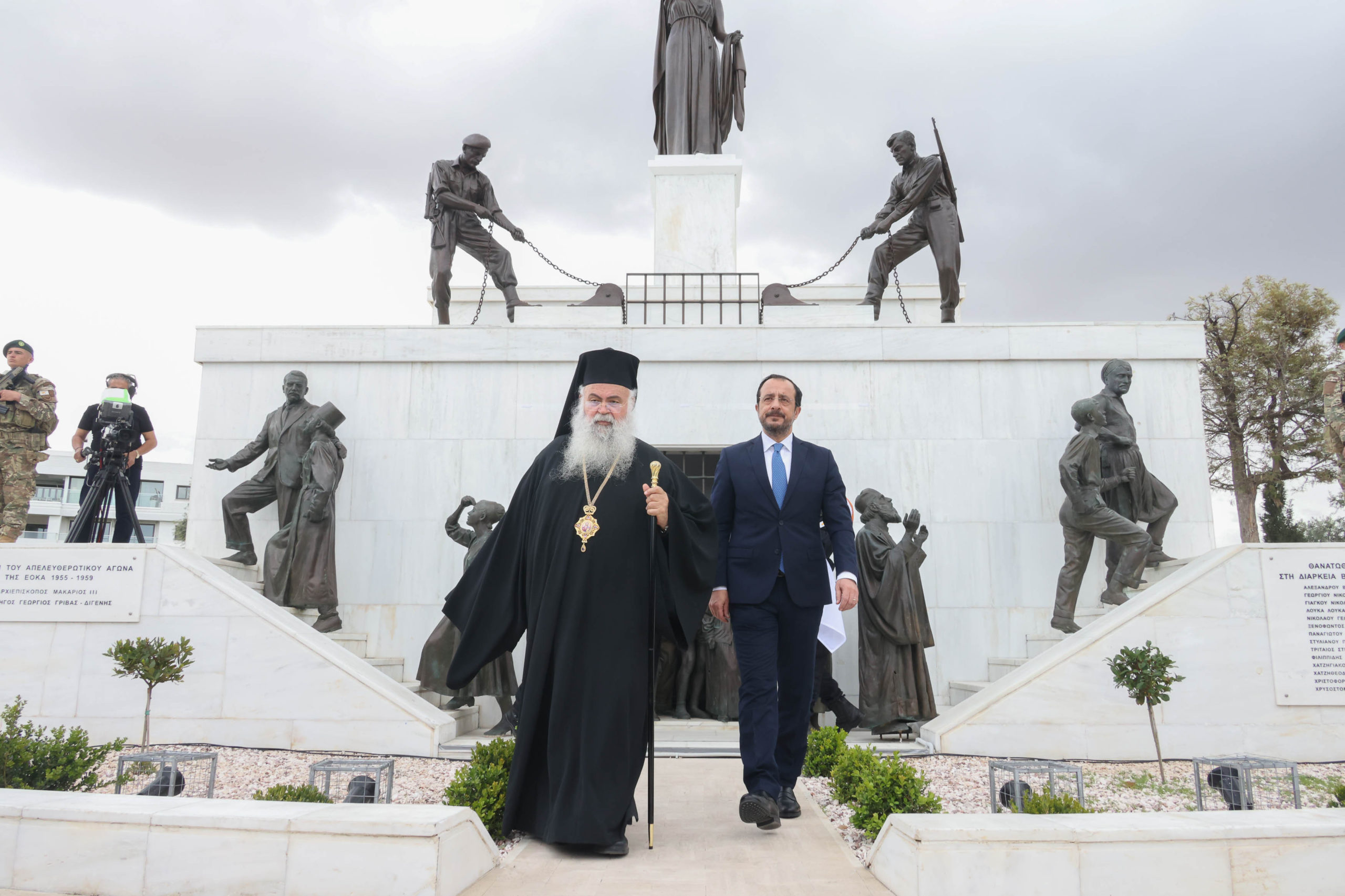 Αρχιεπίσκοπος Κύπρου και Νίκος Χριστοδουλίδης στα εγκαίνια του Μνημείου ...