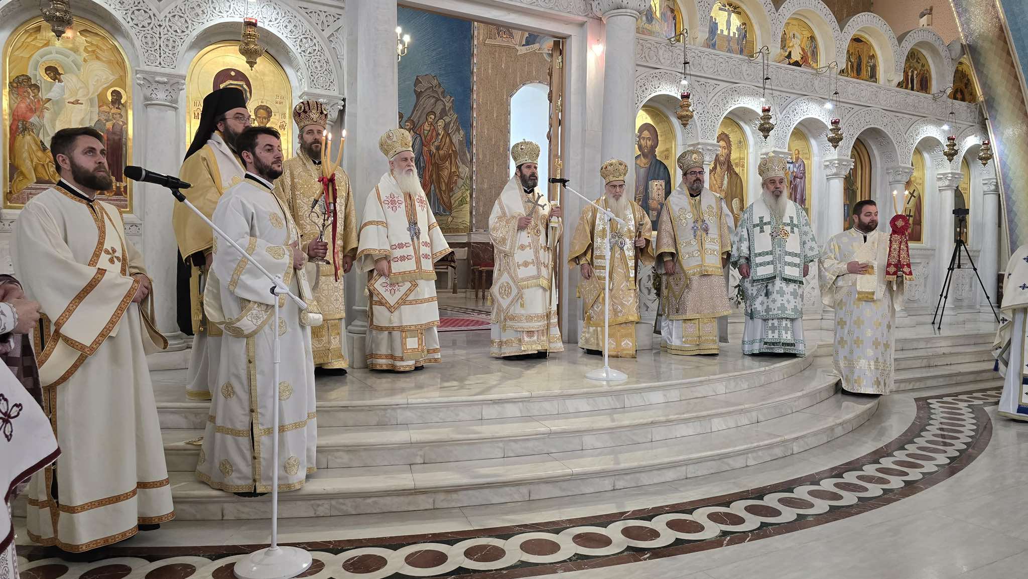 Συνοδική Θεία Λειτουργία στα Τίρανα πριν την εκλογή νέου Αρχιεπισκόπου ...