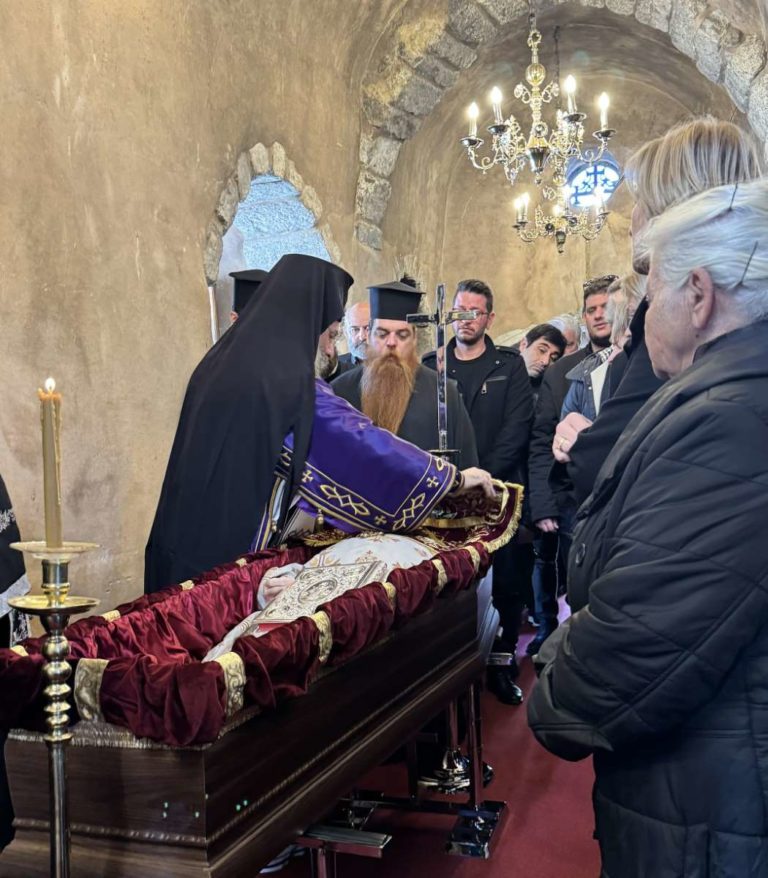 Η Εξόδιος Ακολουθία του μακαριστού Πρωτοπρεσβυτέρου του Οικουμενικού ...